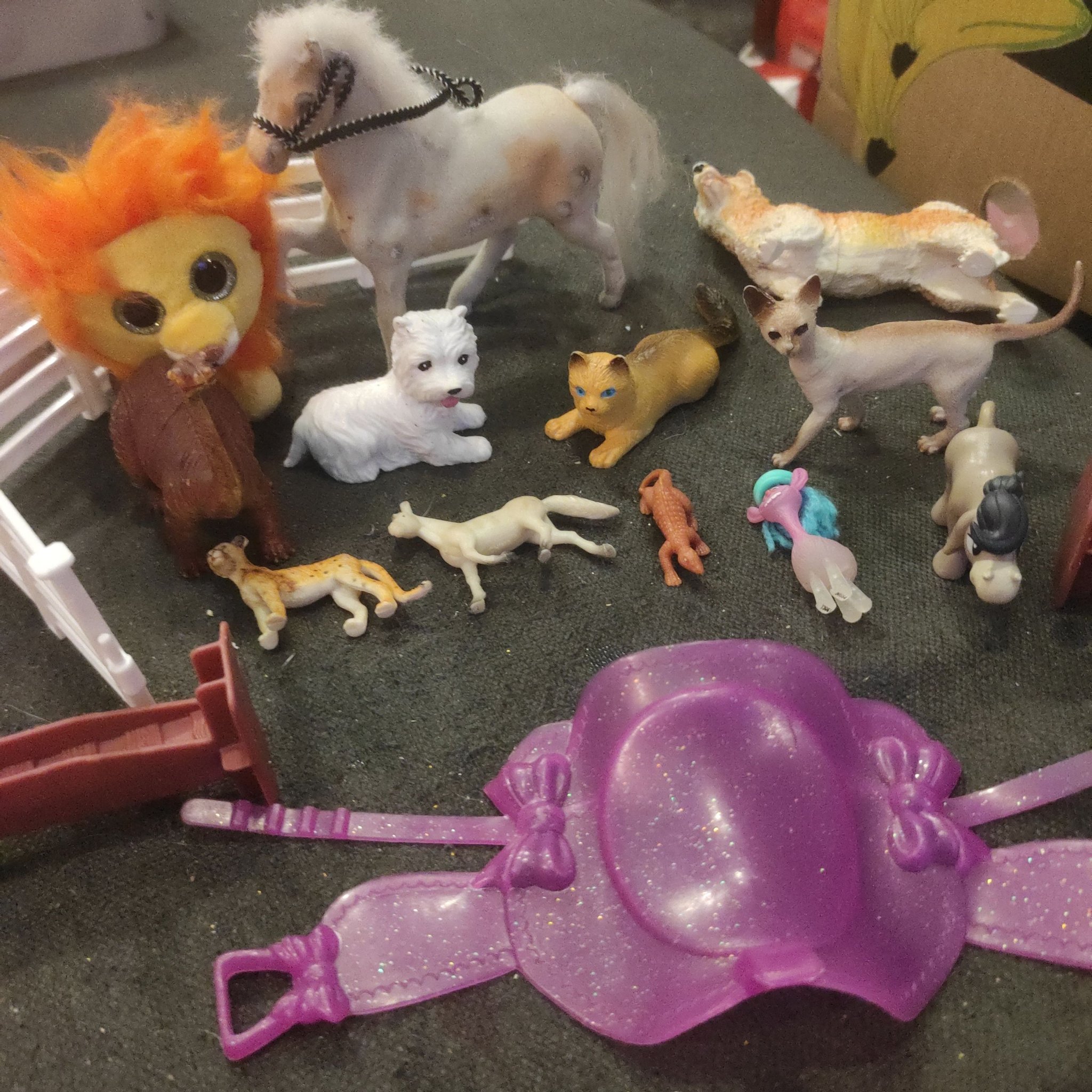 Litet paket med leksaksdjur och tillbehör | Köp på Tradera (709963489)