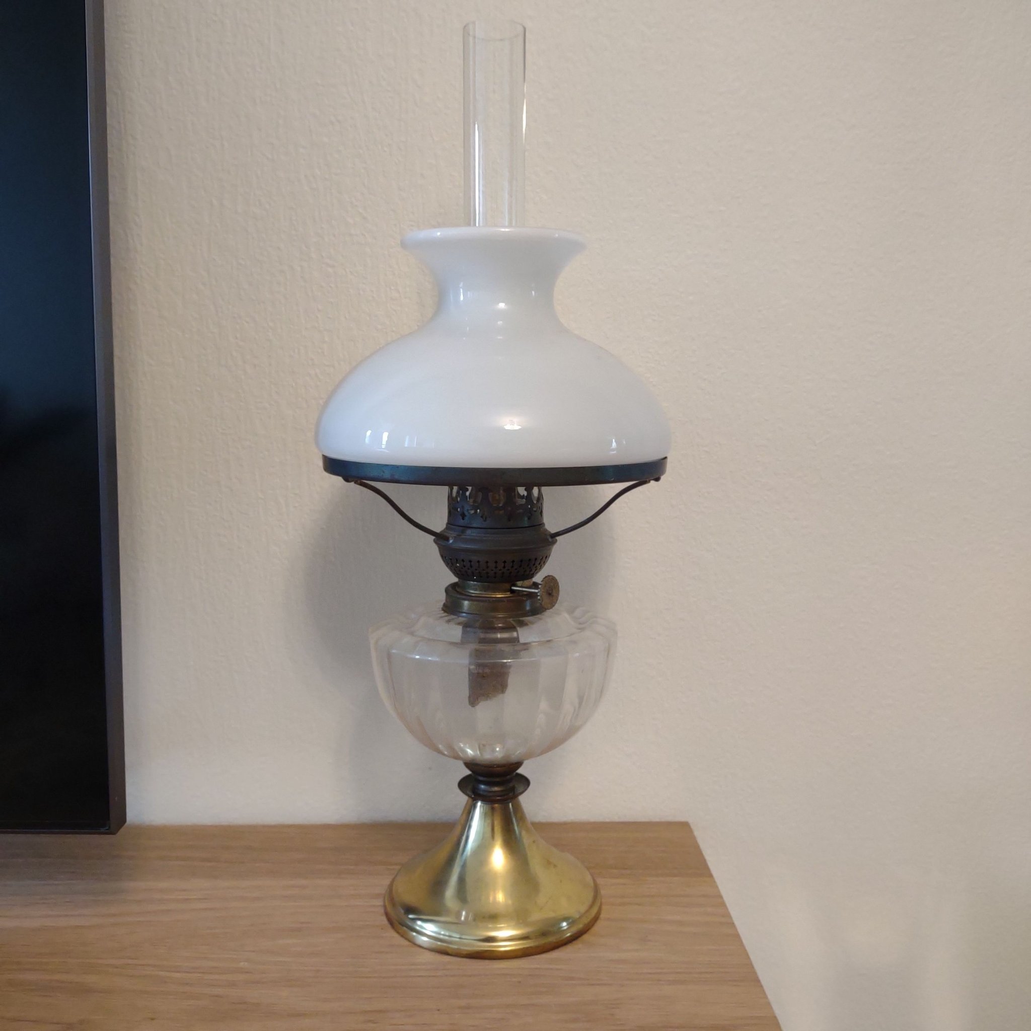 Gammal mässing fotogenlampa med glasrör och kupa. | Köp på Tradera ...