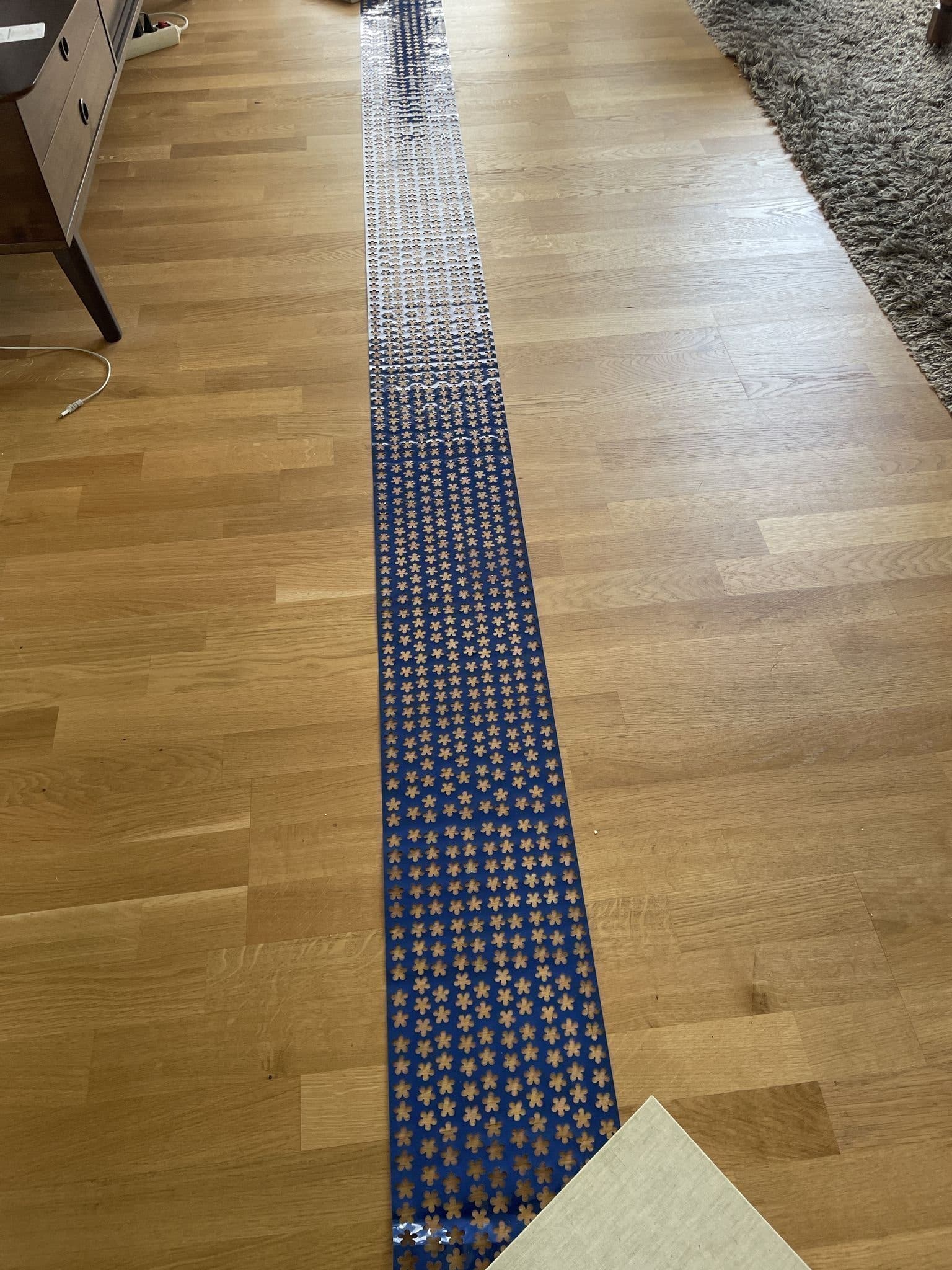 Se produkter som liknar Blå löpare av utstansade majb.. på Tradera ...