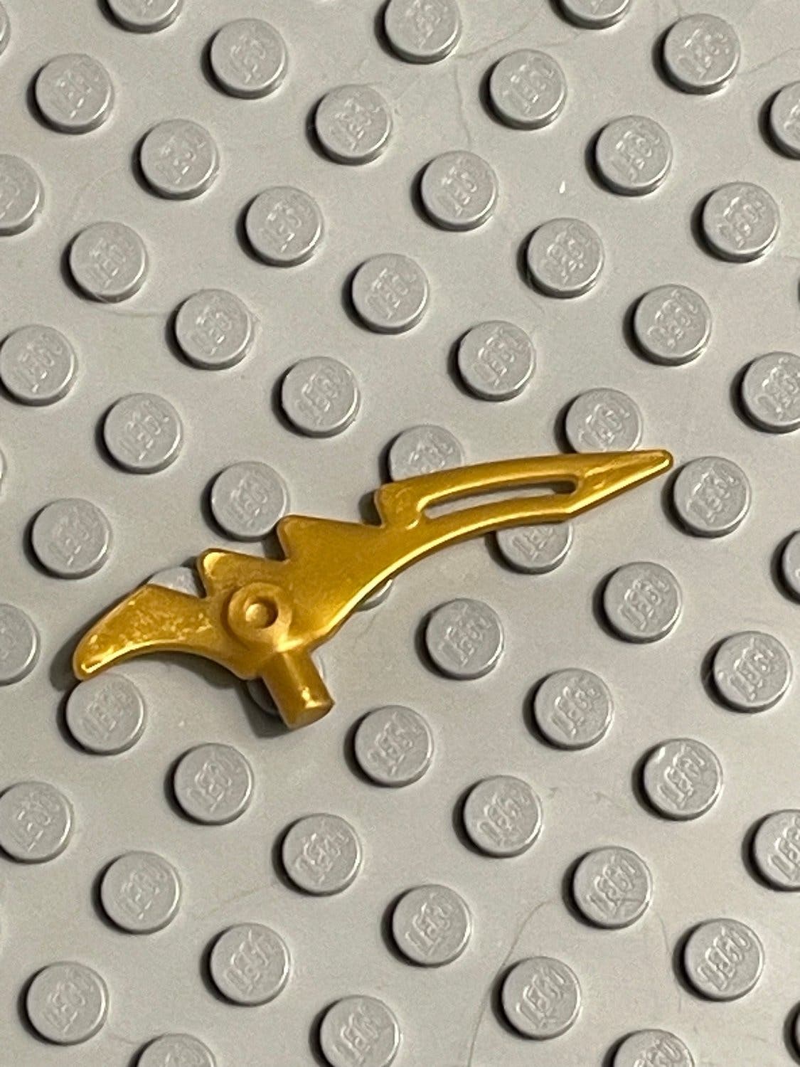 Pearl Light Gold Minifigure, Weapon Crescent Bl.. | Köp på Tradera ...