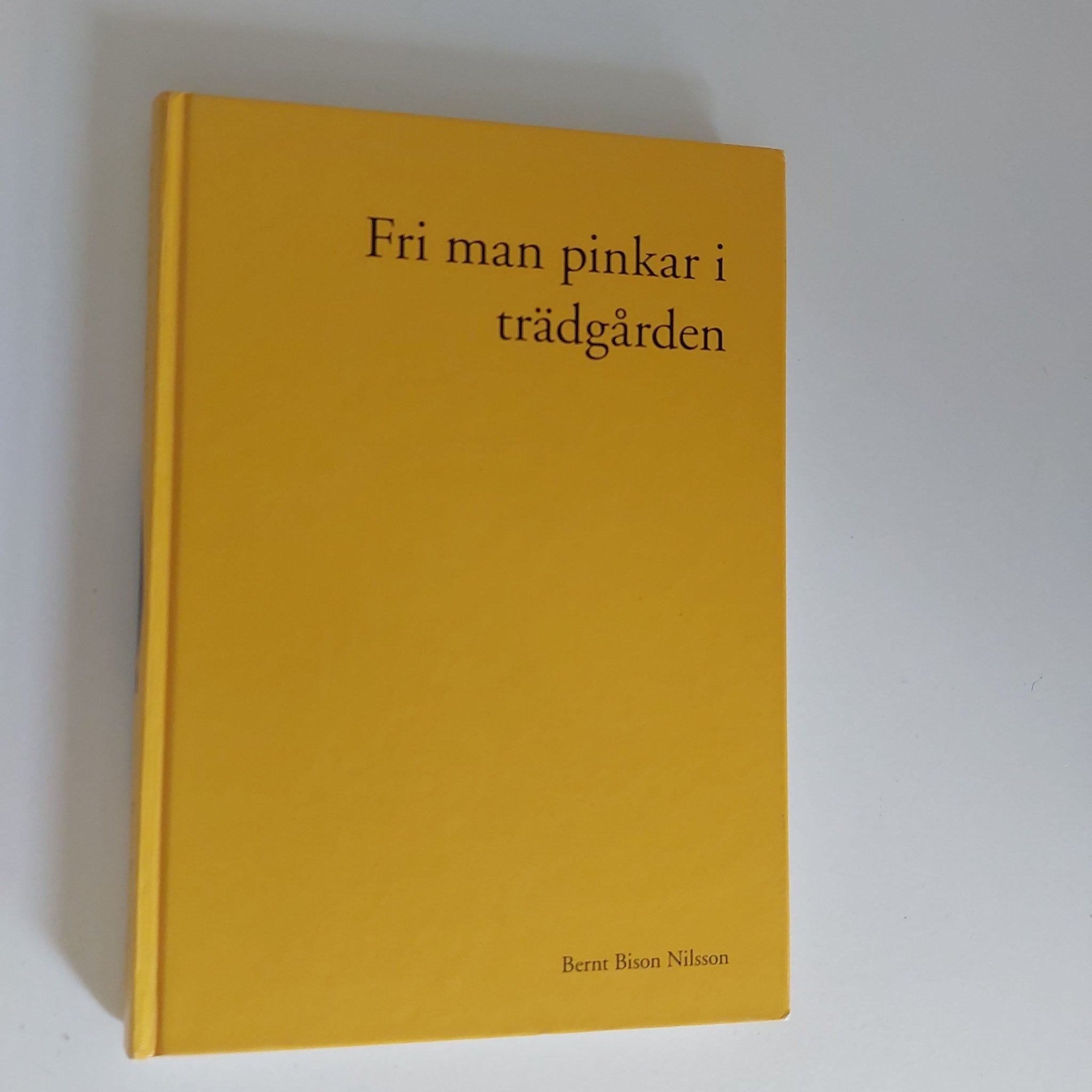 Fri man pinkar i trädgården av Bernt Bison Nils.. | Köp på Tradera ...