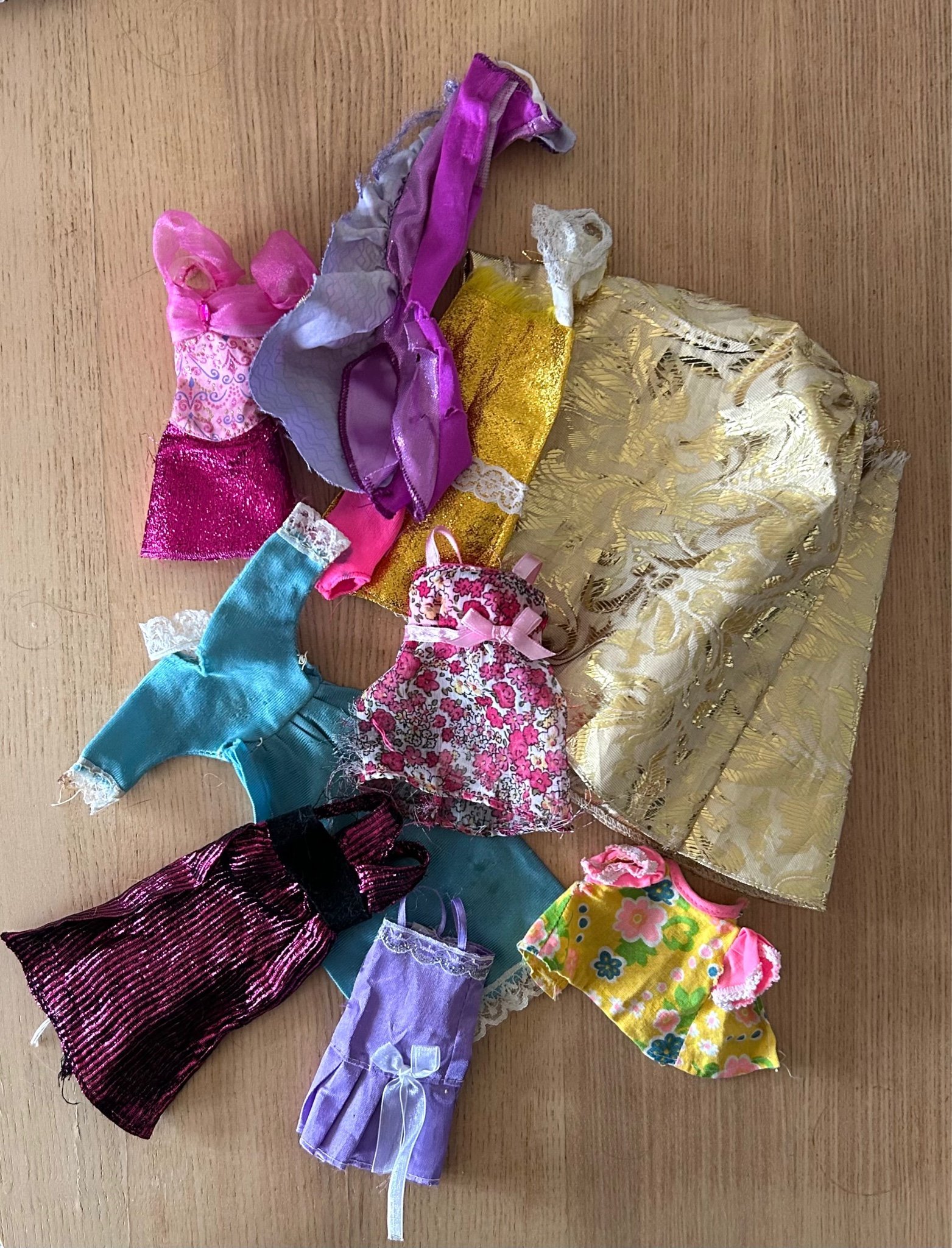 SKROT lot 3 trasiga dockor 1 med avklippt hår o.. | Köp på Tradera (688434751)