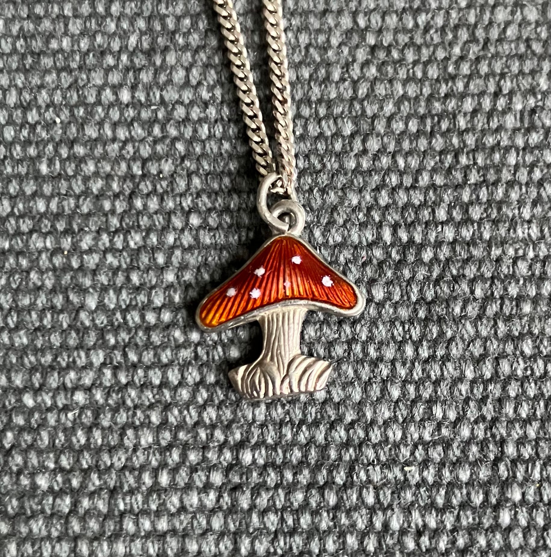 Äldre halsband EMALJ och STÄMPLAT SILVER i form.. | Köp på Tradera ...