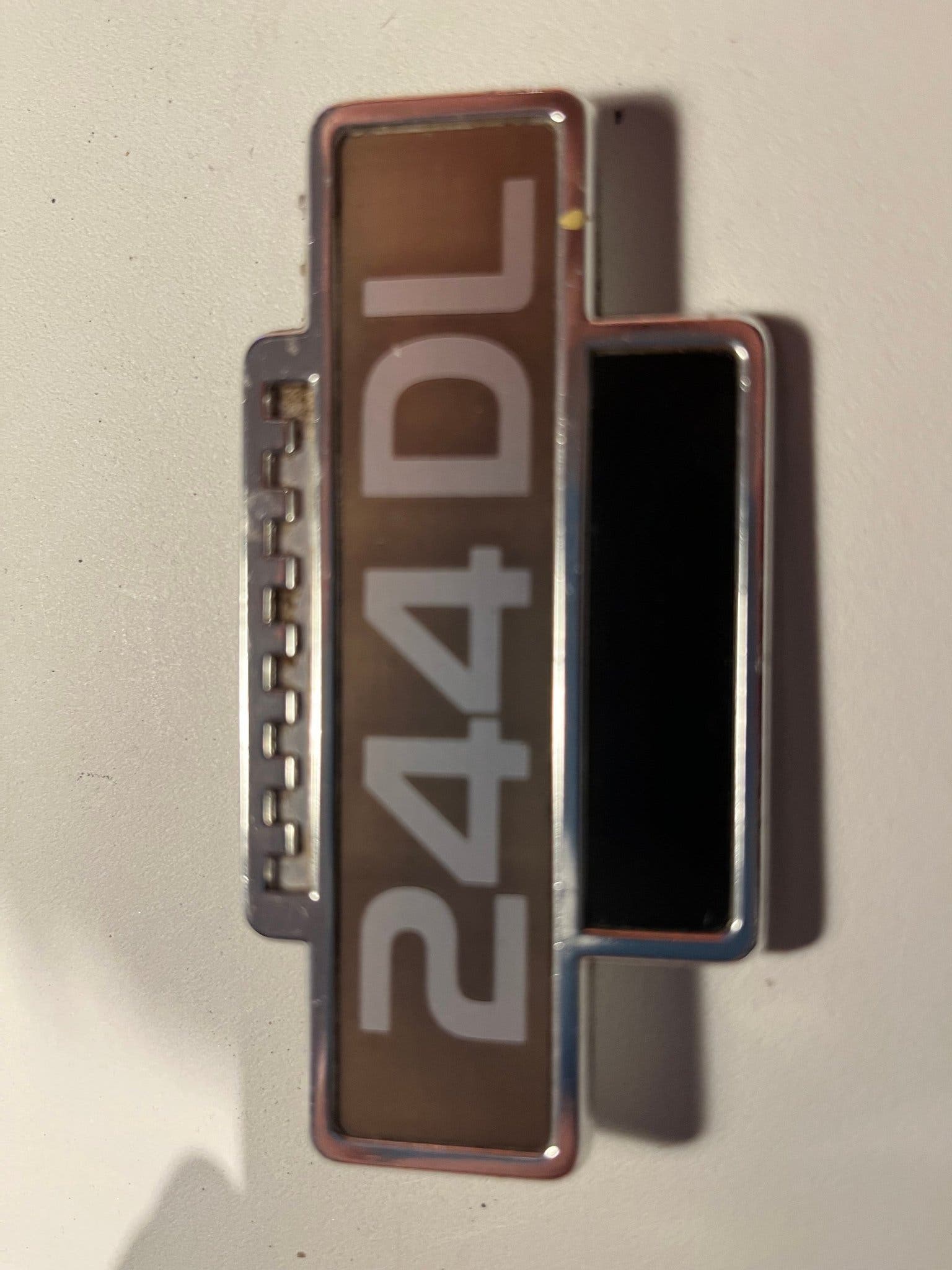 Se produkter som liknar Emblem Volvo 244 på Tradera (699446604)