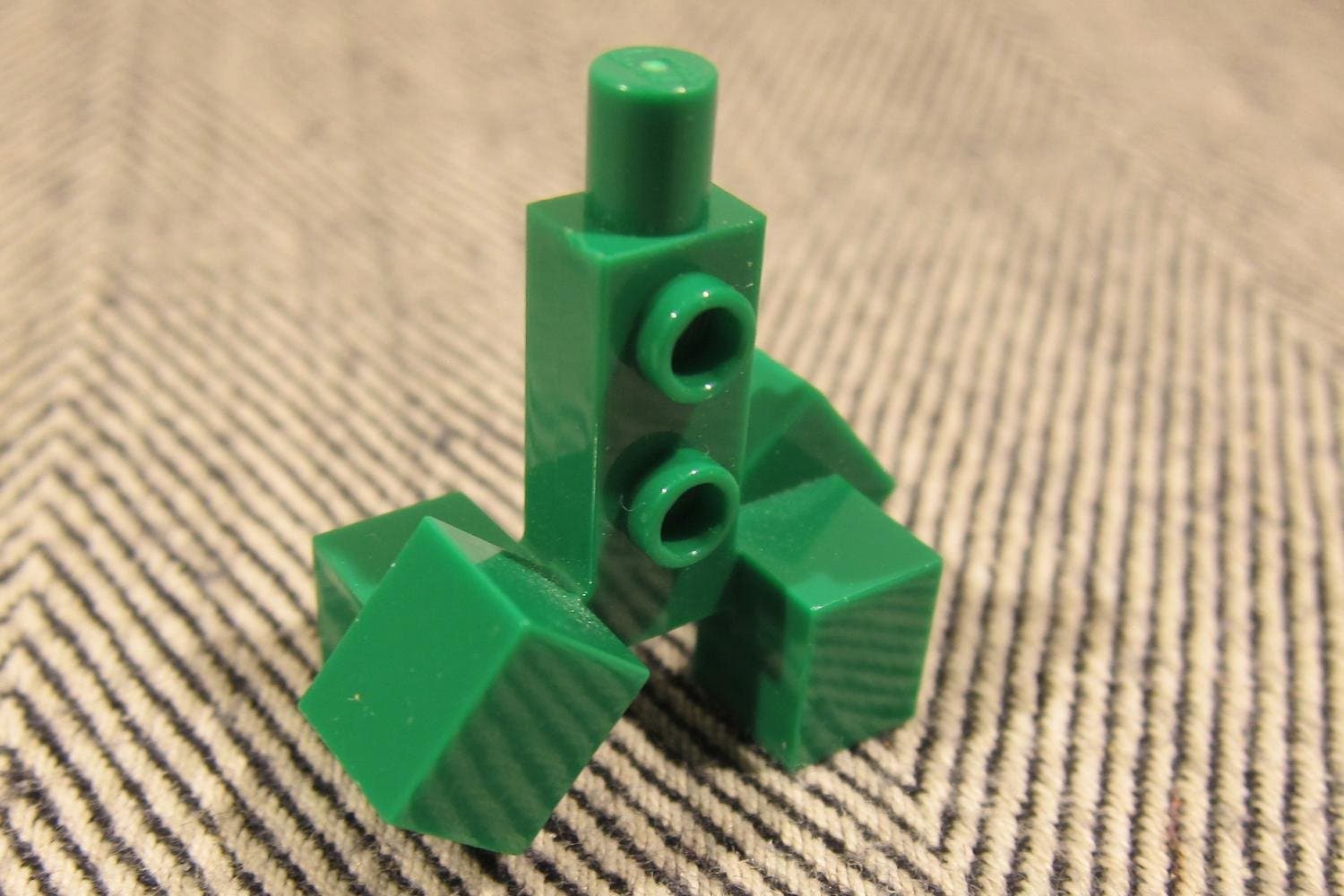 LEGO 1 st Creature Torso Pixelated with Cube Fe.. | Köp på Tradera ...