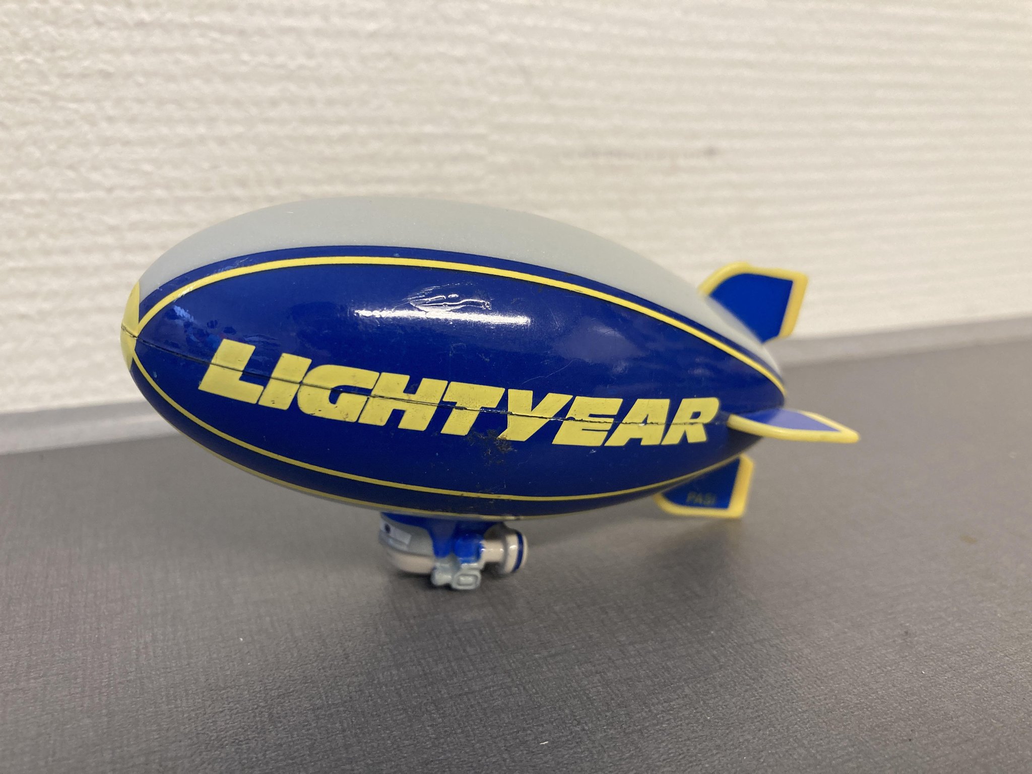 Se produkter som liknar Lightyear Blimp Luftballong B.. på Tradera ...