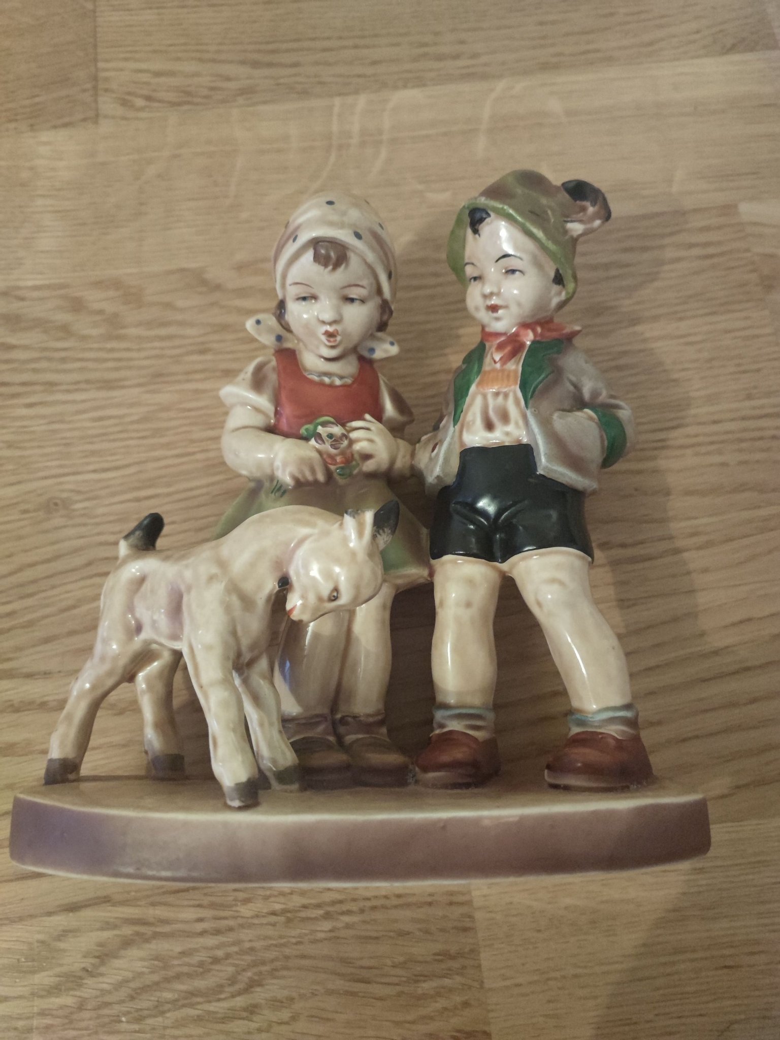 Porslinsfigur - Pojke, Flicka och Get | Köp på Tradera (693012463)