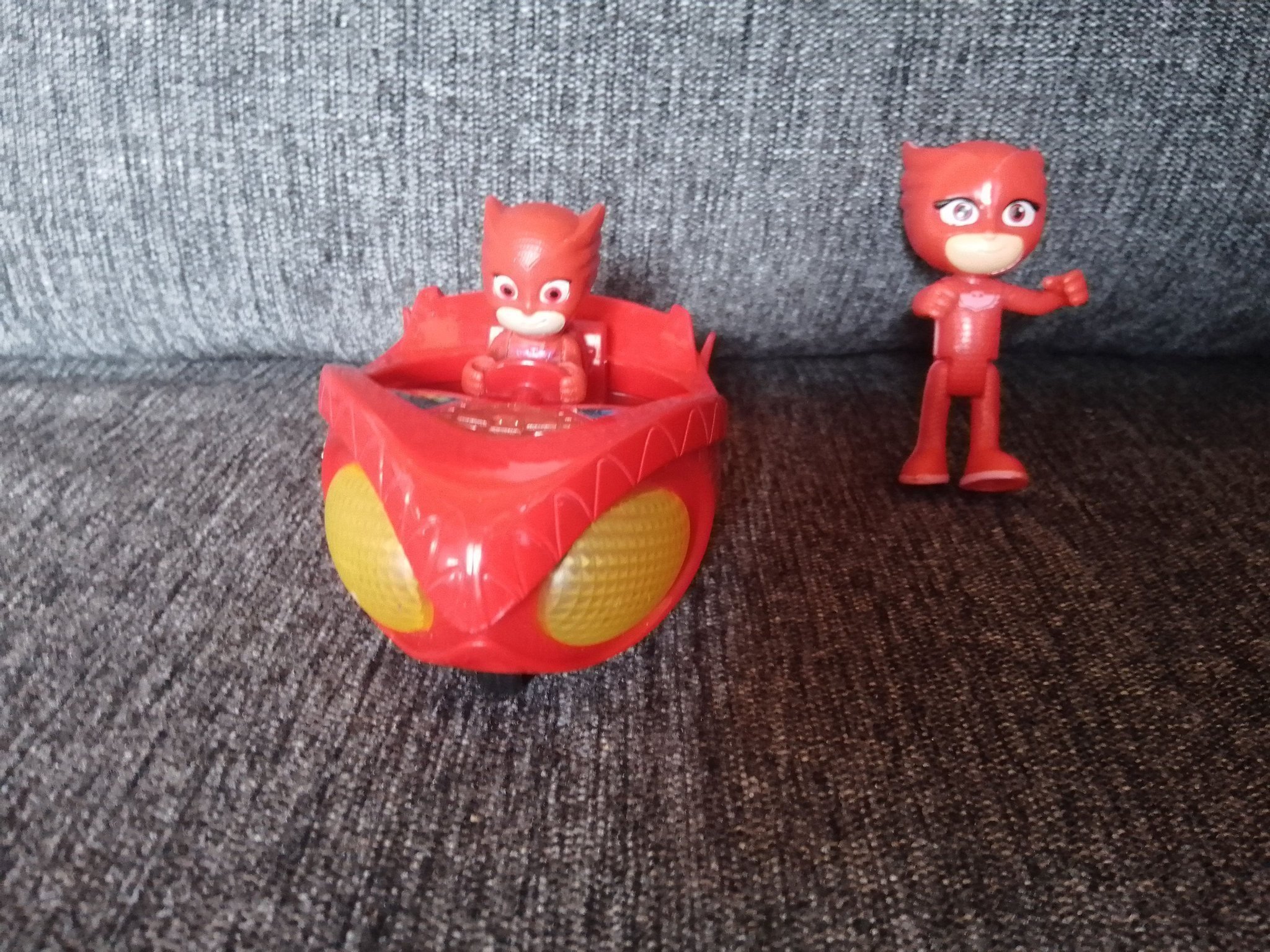 Se produkter som liknar PJ Masks Ugglis bil med figur.. på Tradera ...