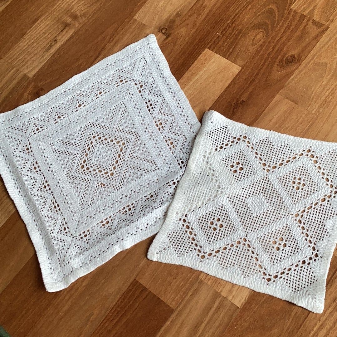 Se produkter som liknar 2 st dukar i handbroderad näv.. på Tradera ...
