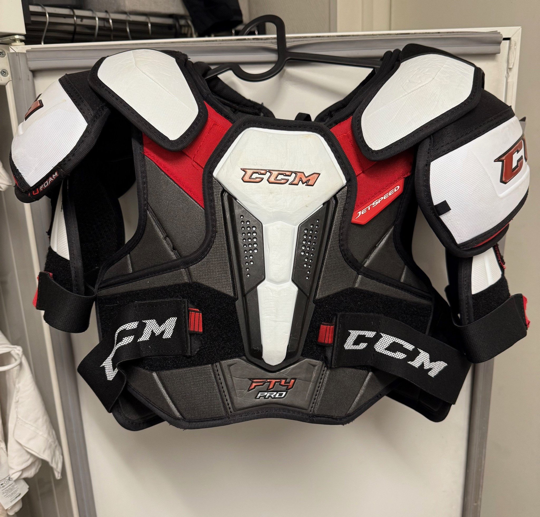 CCM JetSpeed FT4 Pro Axelsskydd - Storlek M | Köp på Tradera (697789139)