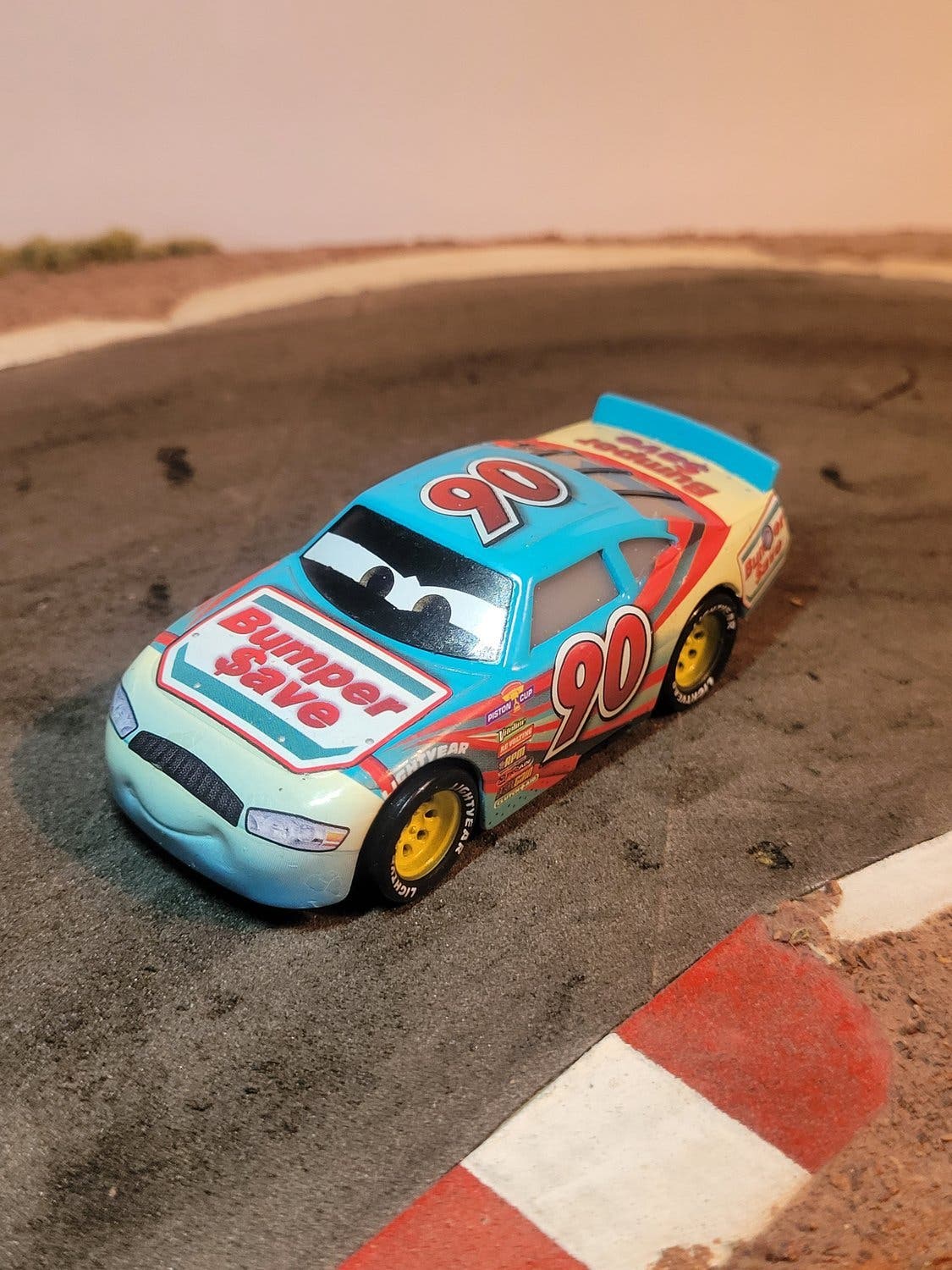 Se produkter som liknar Disney cars bil figur i järn .. på Tradera ...
