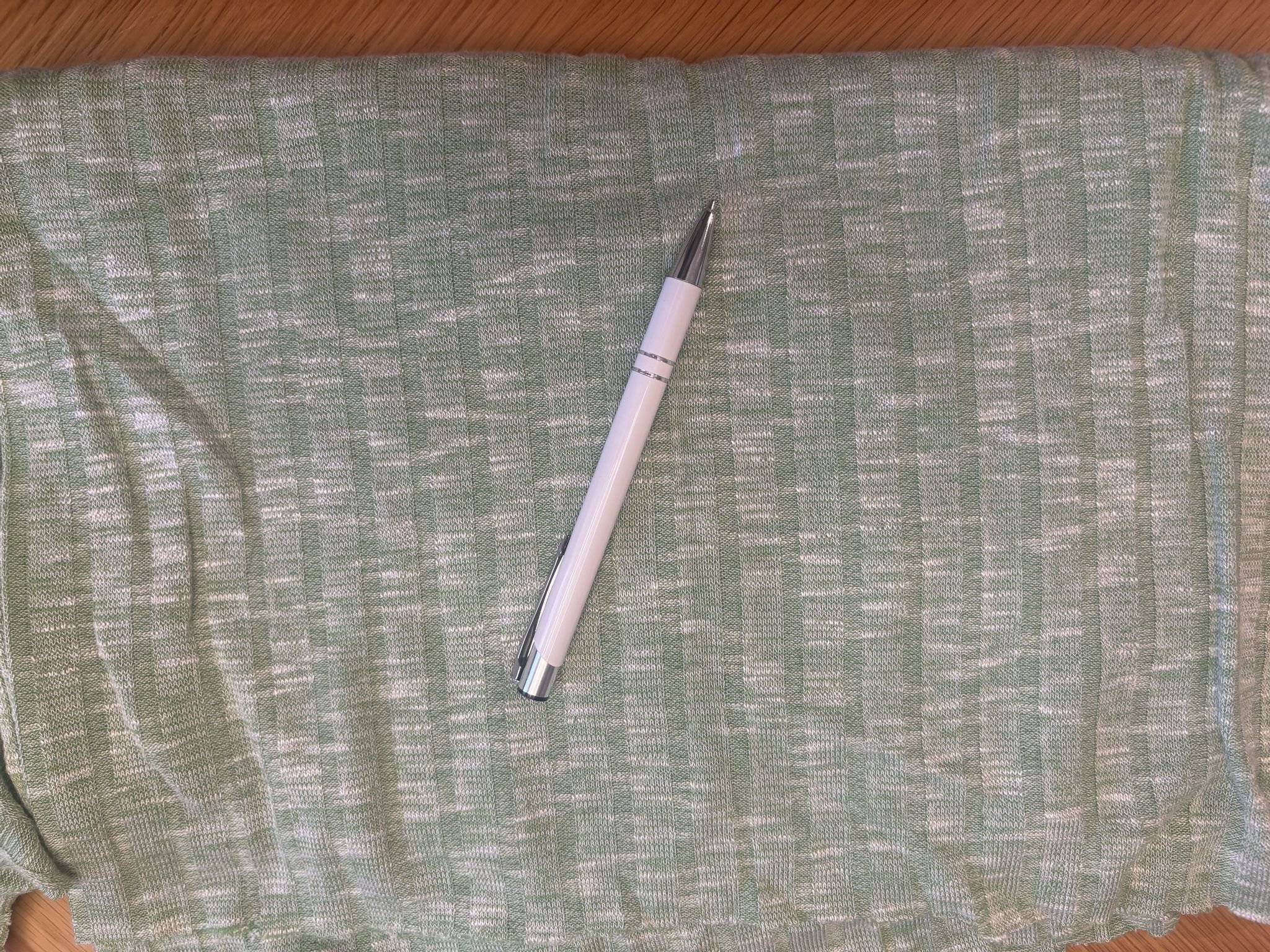 Se produkter som liknar Stickat tyg (okänd blandning).. på Tradera ...