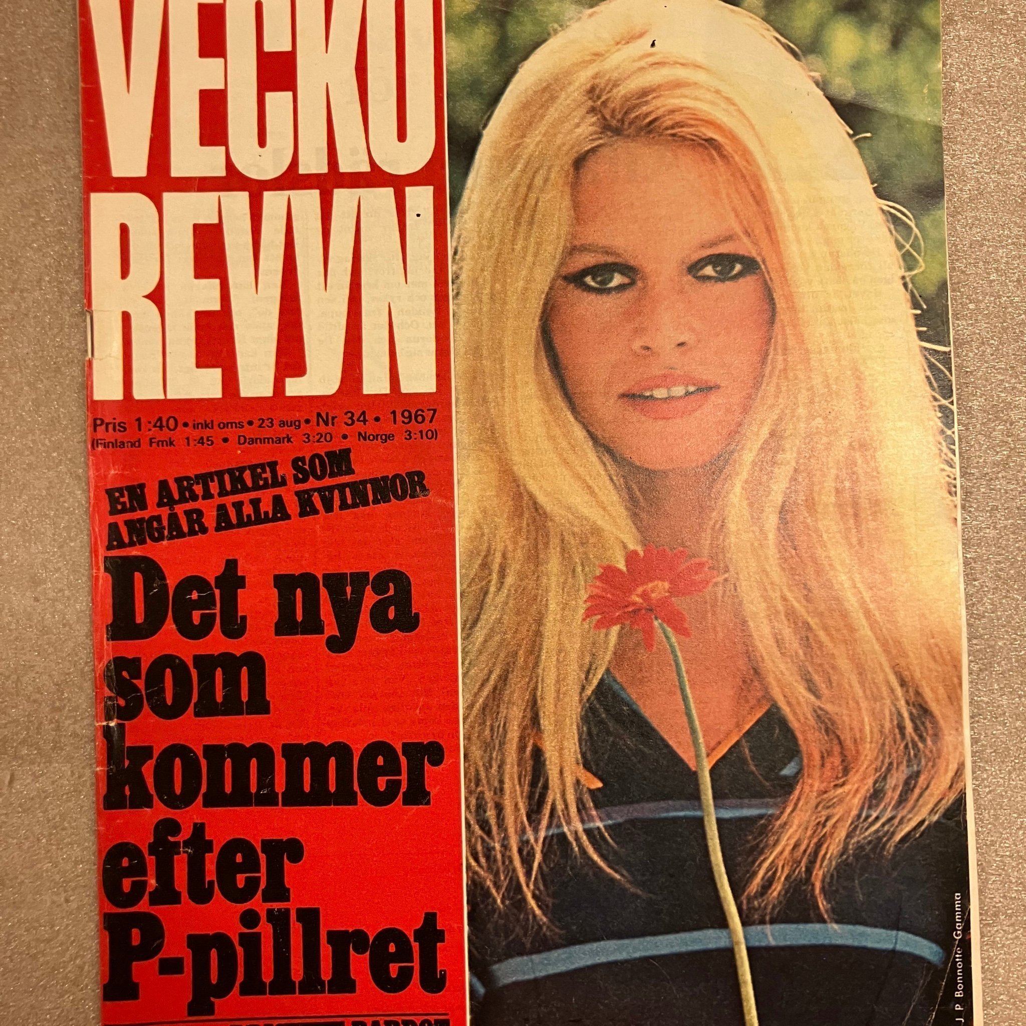 Se produkter som liknar Vecko revyn nr 34 1967 med Br.. på Tradera ...