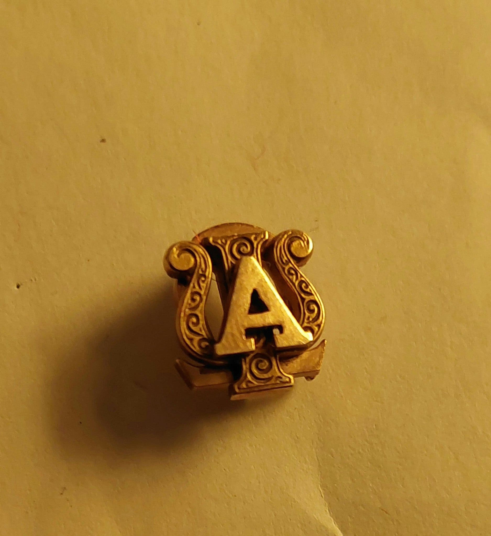 VINTAGE ALPHA PSI OMEGA PIN I GULD 11 karat | Köp på Tradera (646670638)