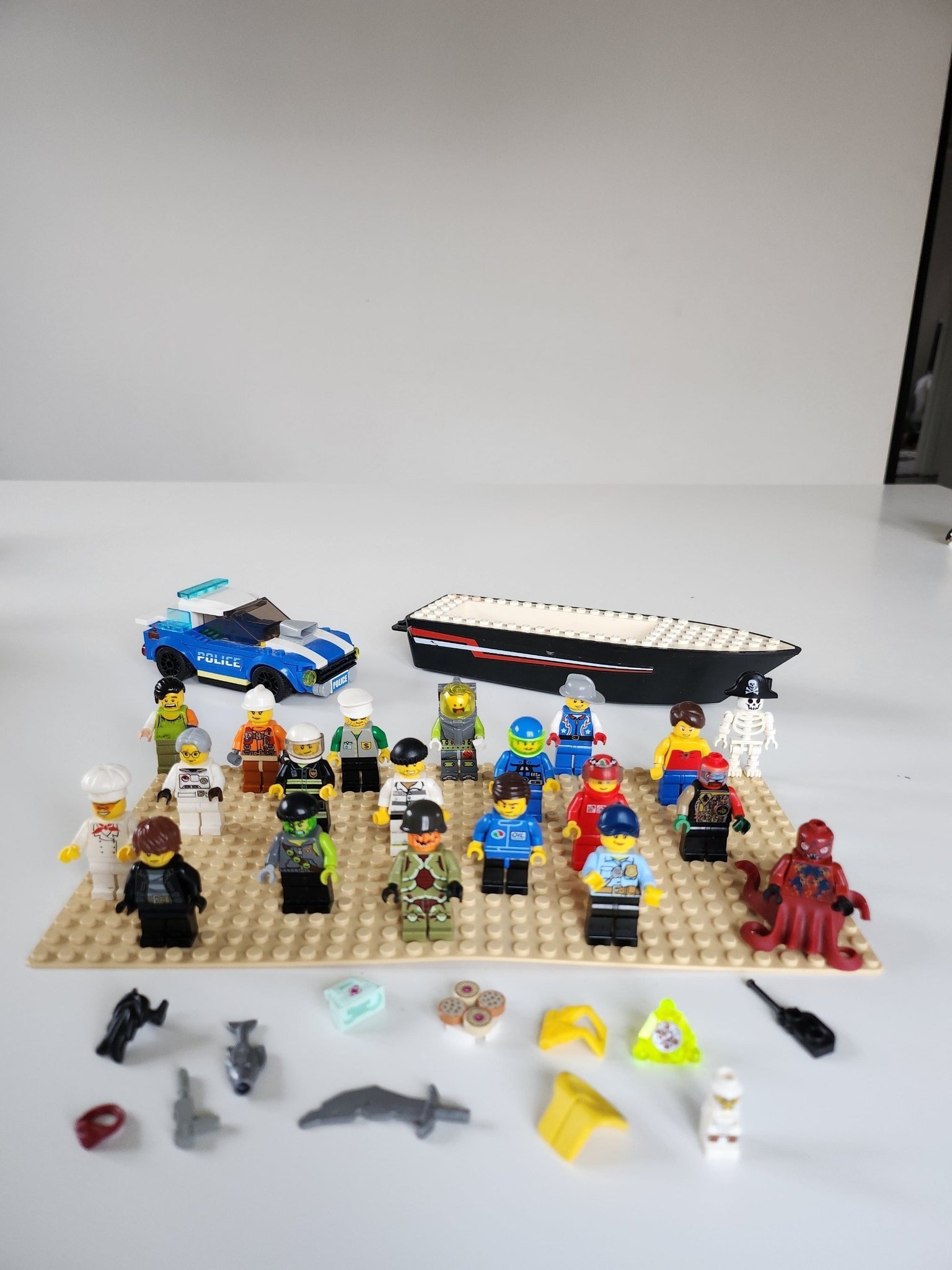 Se produkter som liknar 20st Lego gubbar med diverse på Tradera (631802438)