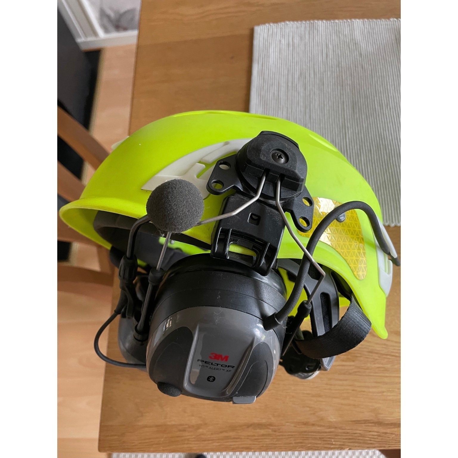 Se produkter som liknar Kask hjälm med peltor alert xp på Tradera ...