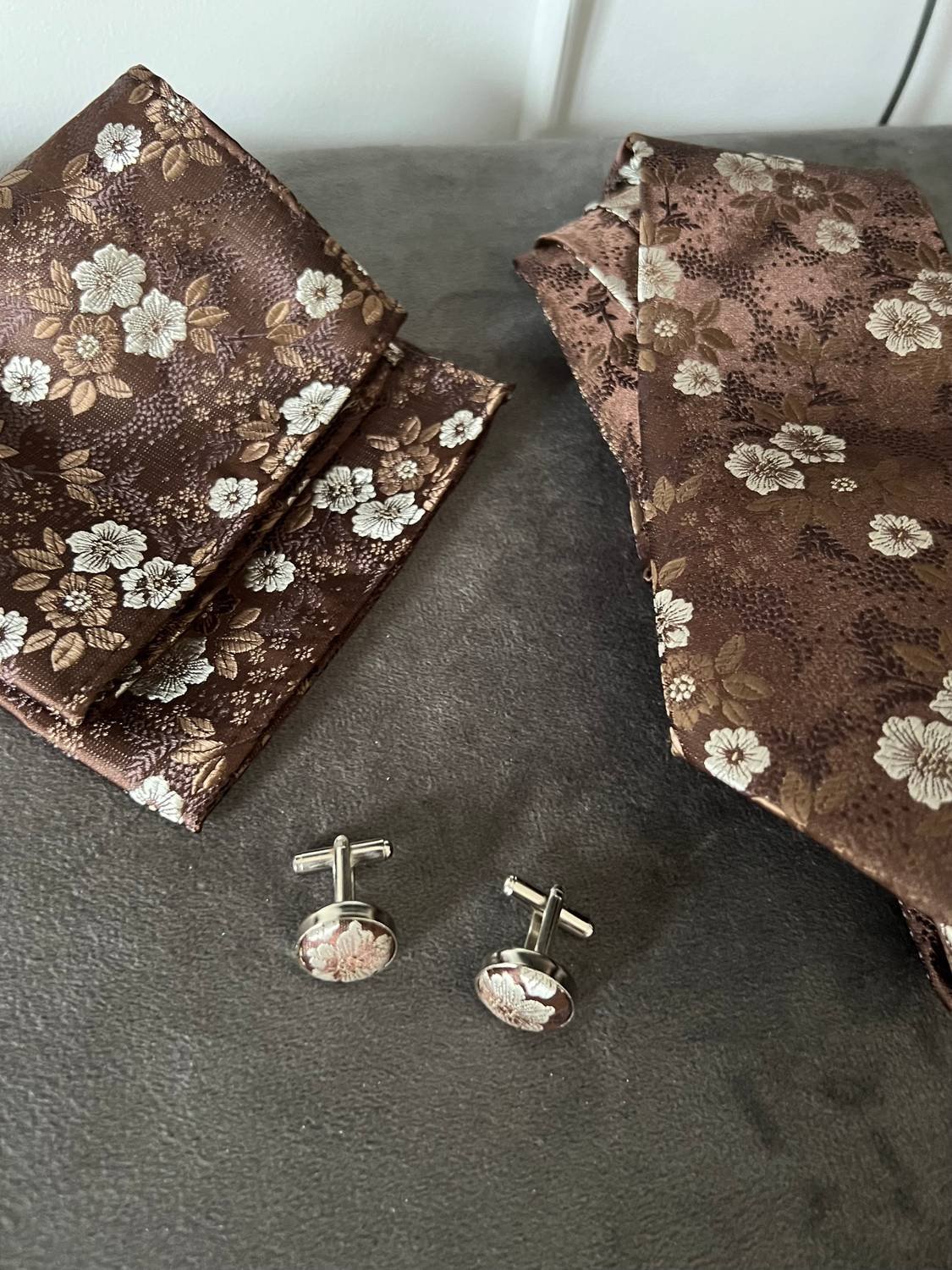 Helt nytt- Bruna blommor i silke matchande slip.. | Köp på Tradera ...