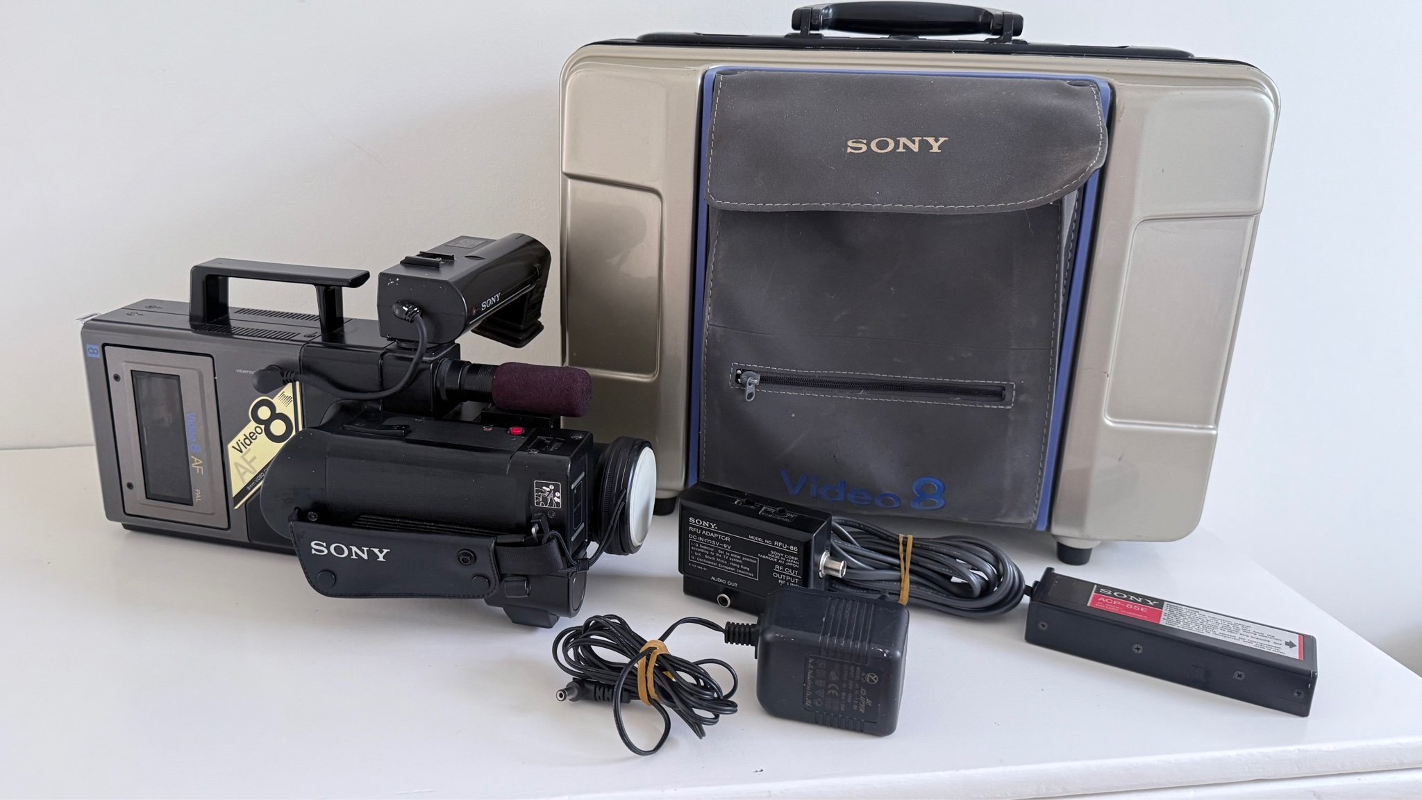 Sony Video8 AF videokamera med tillbehör – vint.. | Köp på Tradera ...