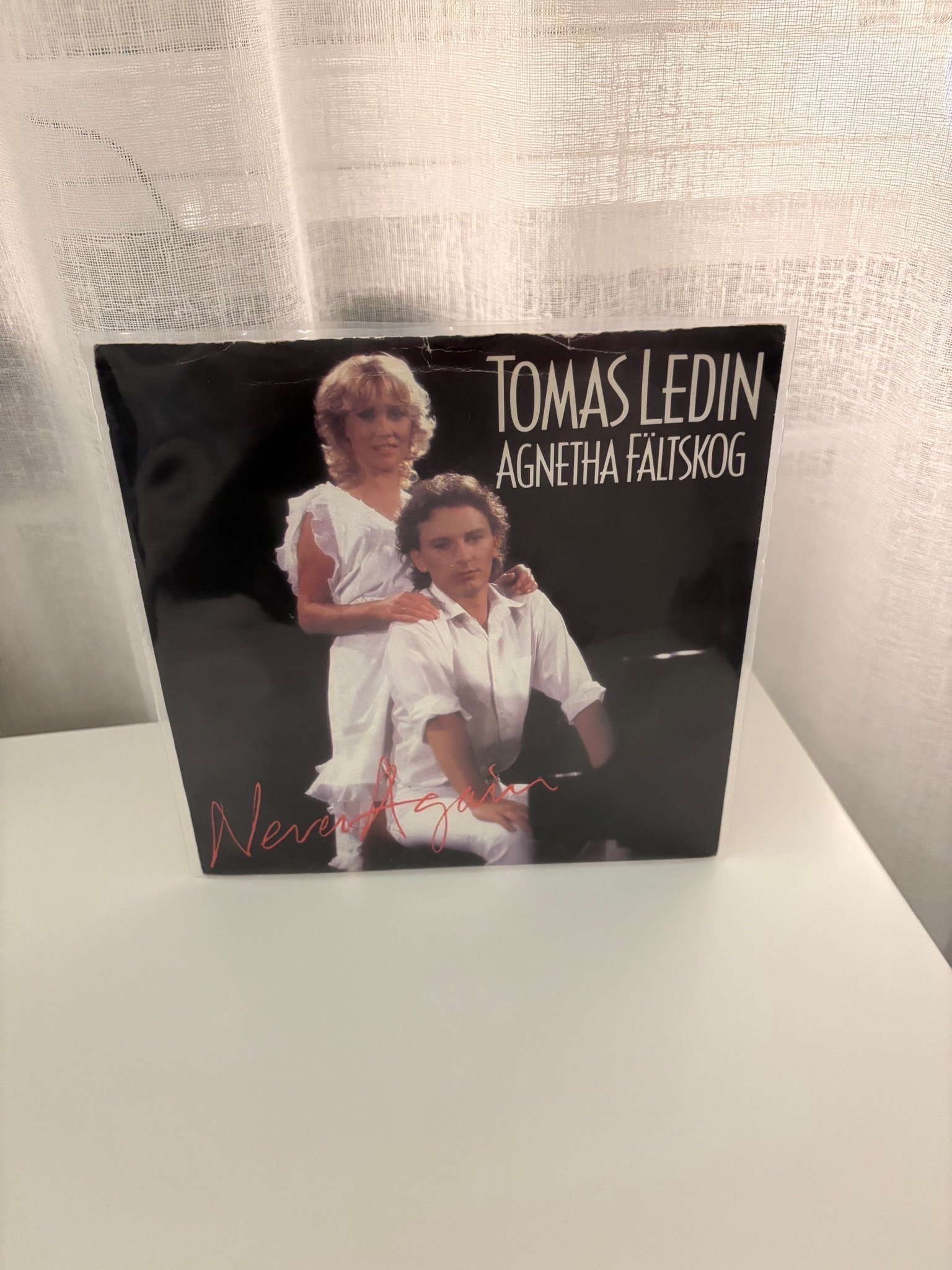Se produkter som liknar Tomas Ledin & Agnetha Fältsko.. på Tradera ...