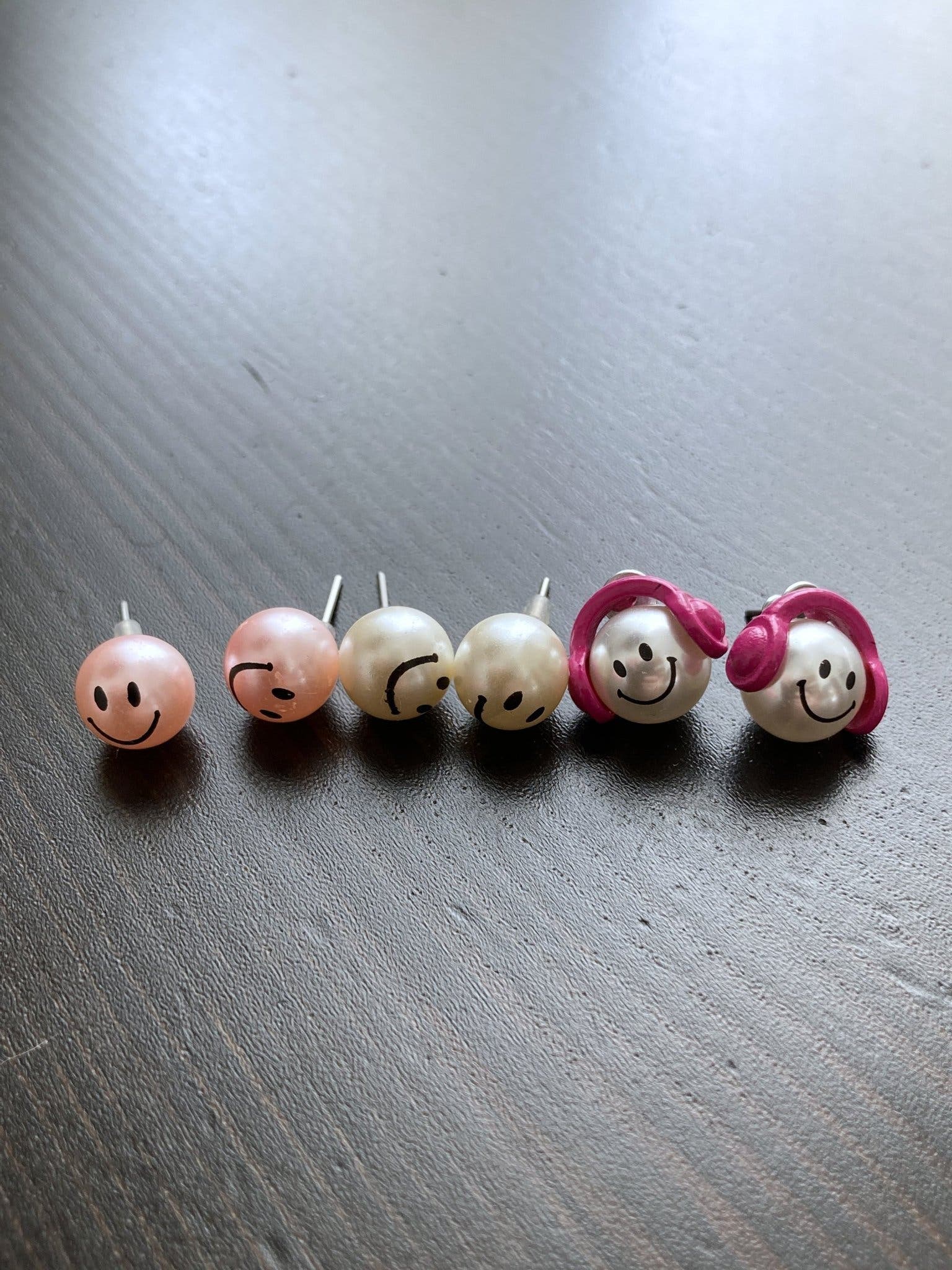 Se produkter som liknar Roliga pärlörhängen smileys, .. på Tradera ...