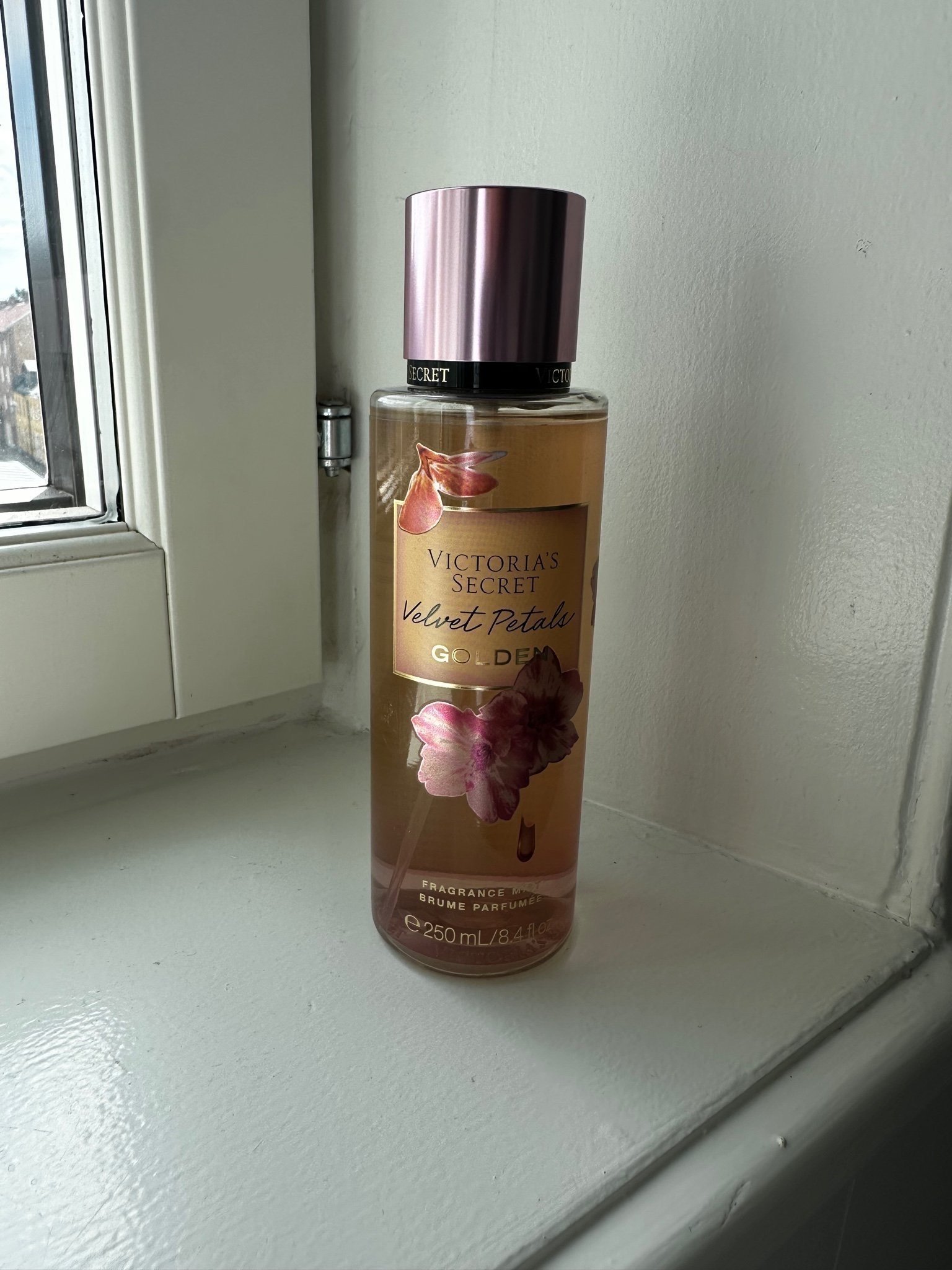 Victoria's Secret Velvet Petals Golden Body Mist | Köp på Tradera ...
