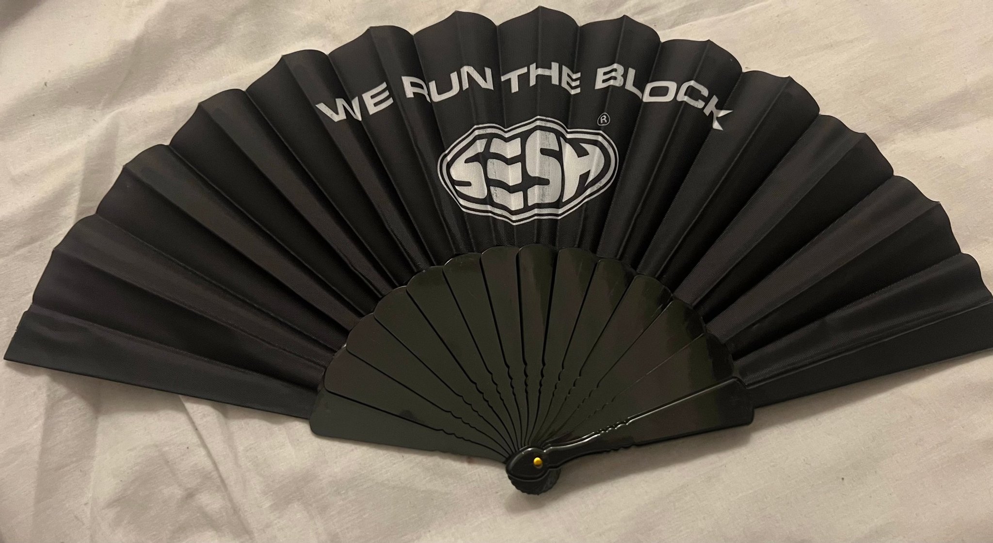 ÄSVART SOLFJÄDER VIT TEXT: WE RUN THE BLOCK | Köp på Tradera (698671492)