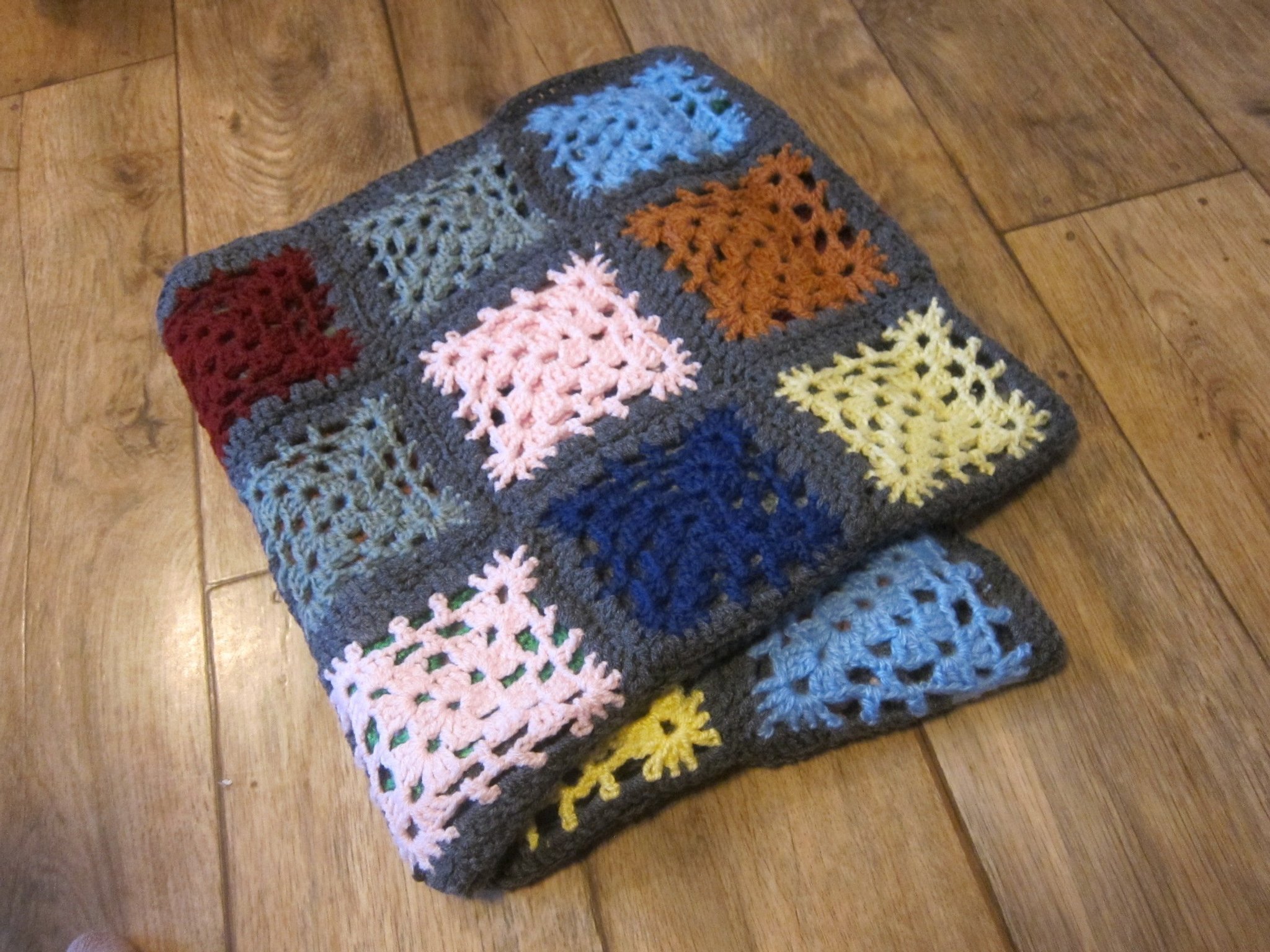 NY ** Virkad filt med mormorsrutor * Retro style | Köp på Tradera ...