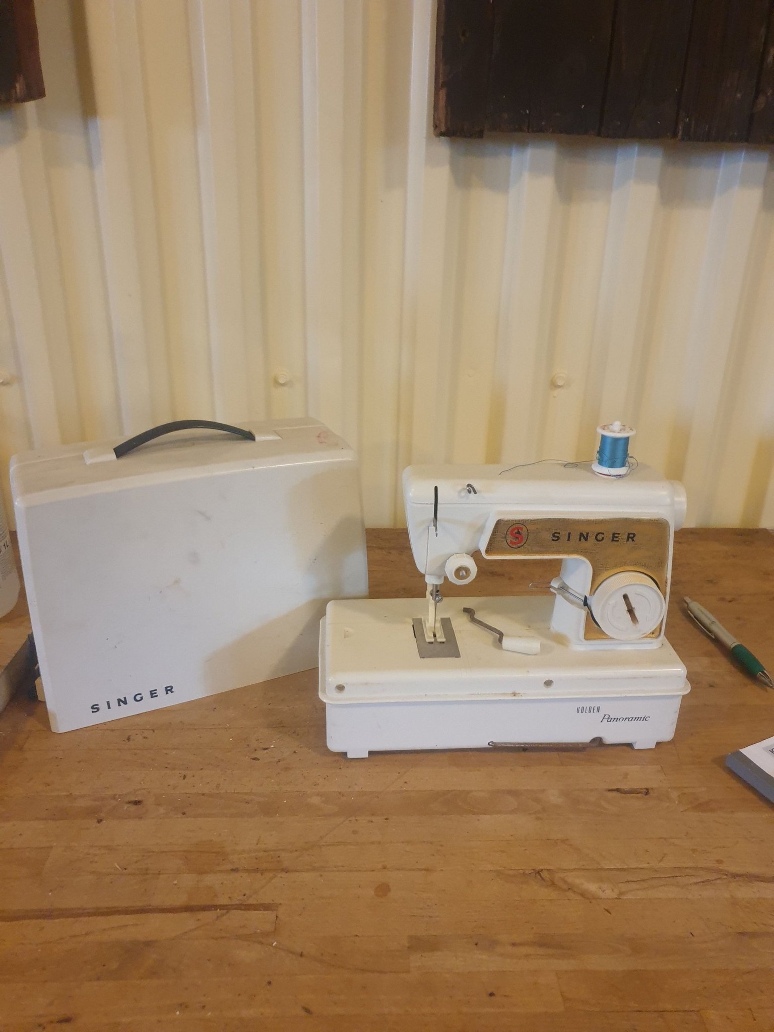 Se produkter som liknar Singer Golden Panoramic på Tradera (638694802)