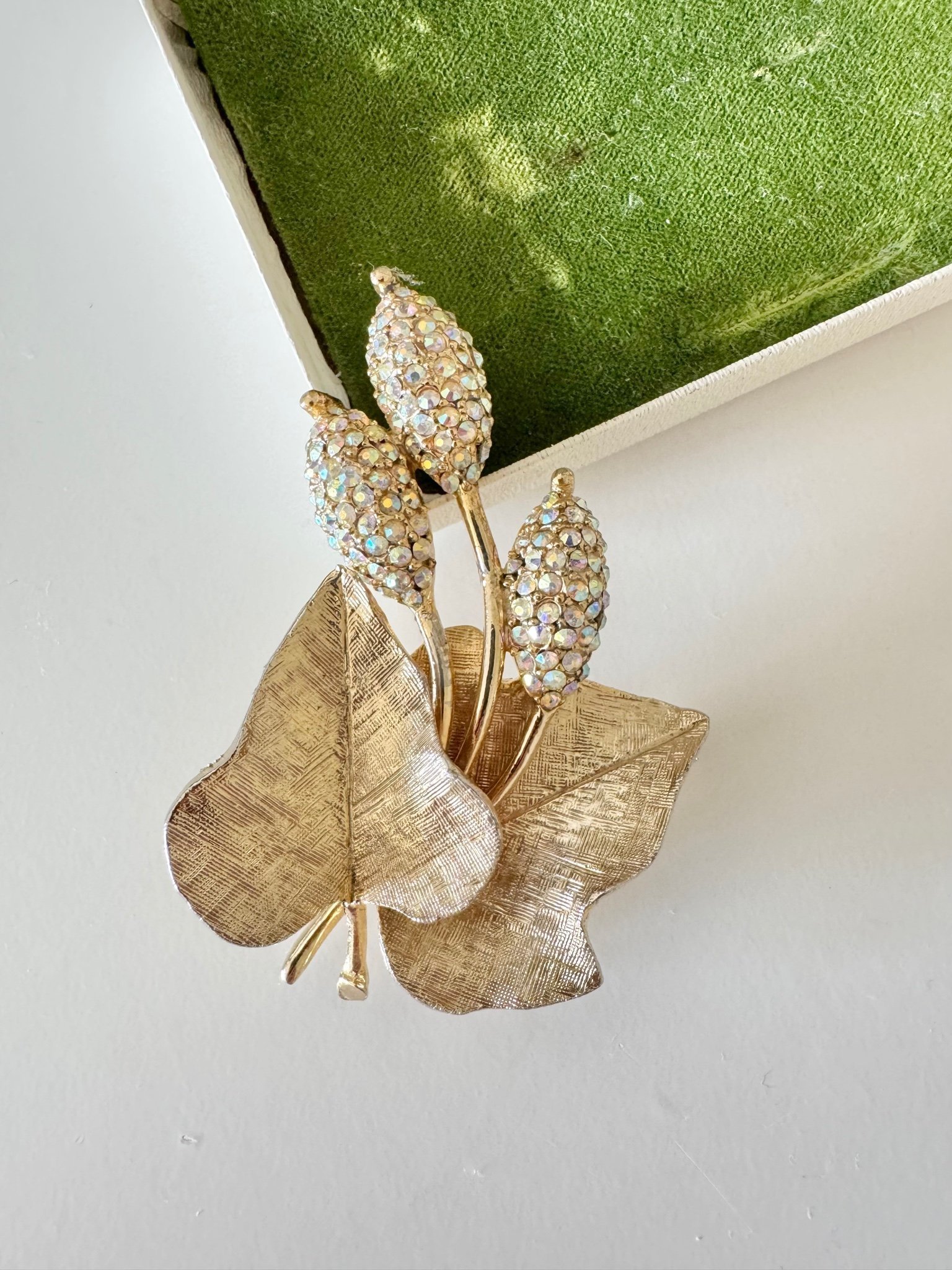 Vintage guldpläterad brosch med AB strass | Köp på Tradera (697723454)