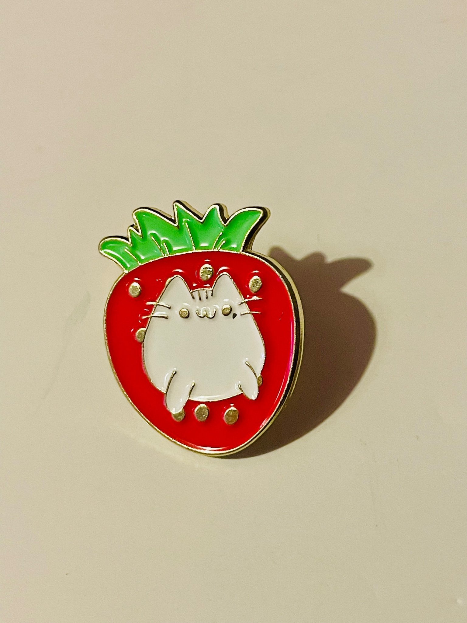 Lilla katten i jordgubben pin | Köp på Tradera (714240164)