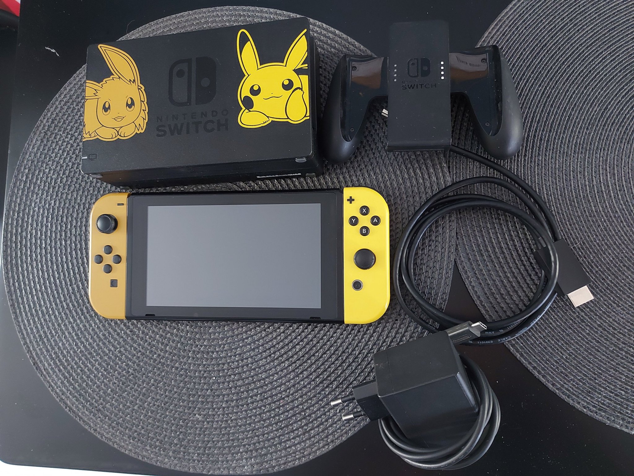 Nintendo Switch Let's Go Edition | Köp på Tradera (632643309)