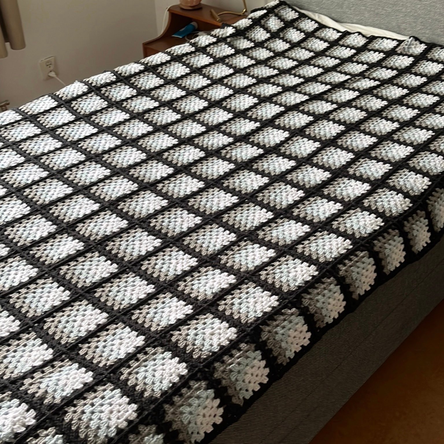 Se produkter som liknar Mormors rutor NY virkad överk.. på Tradera ...
