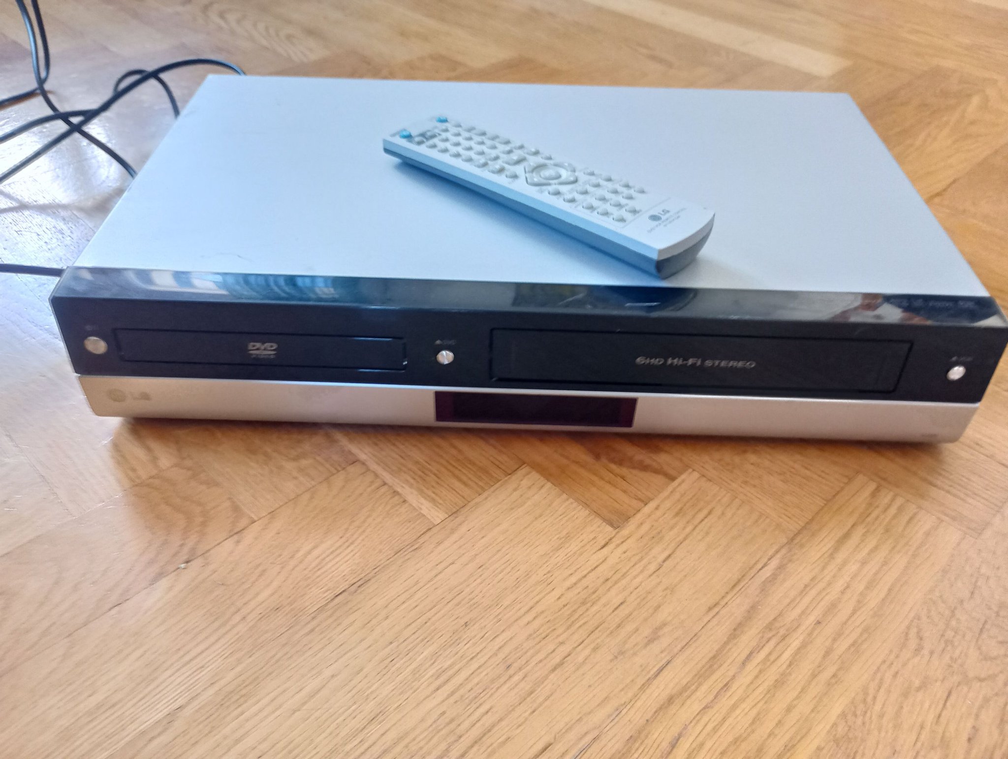 Se produkter som liknar LG DVD/VHS KOMBISPELARE !!!! på Tradera (692180148)