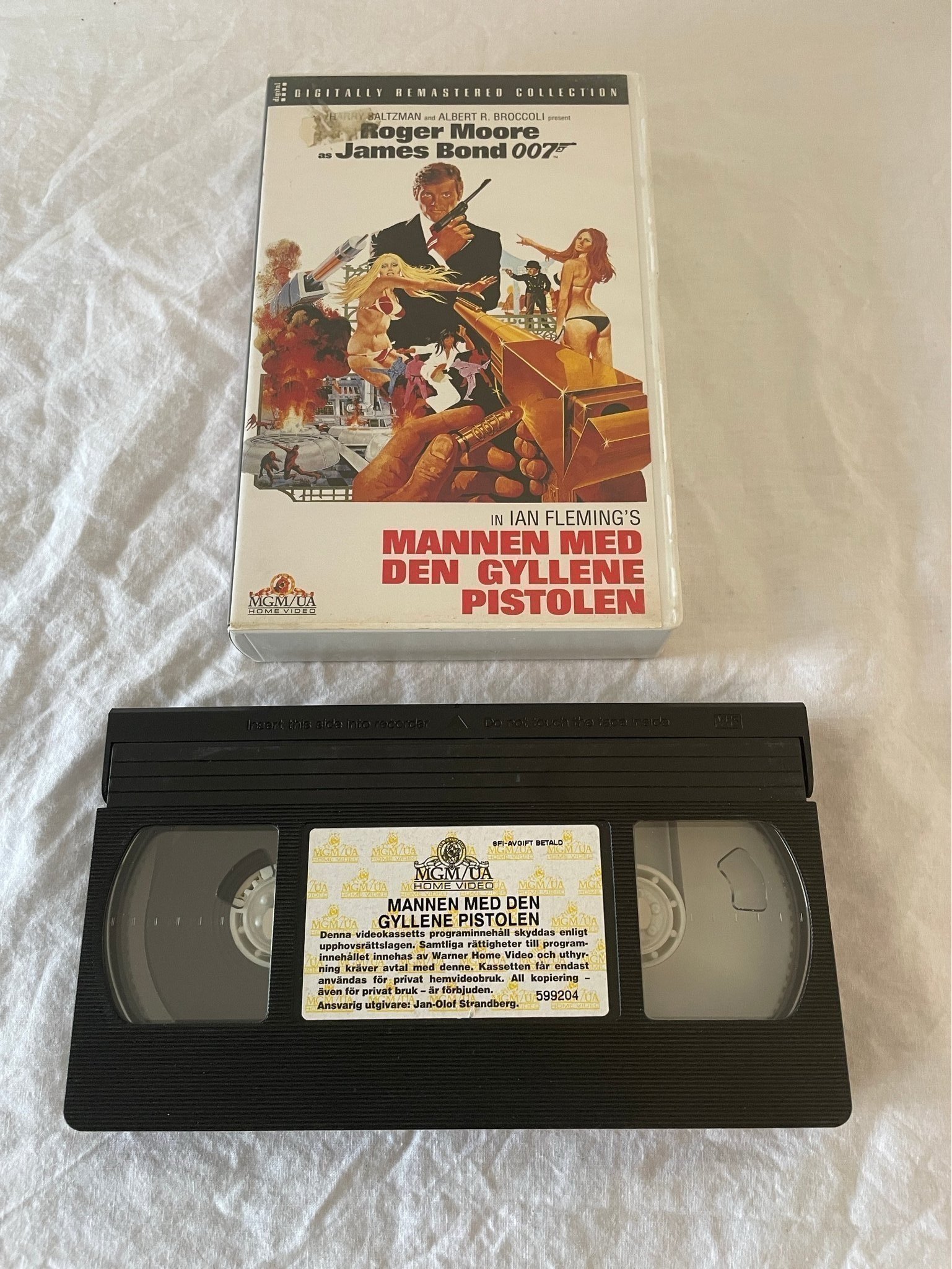 James Bond VHS - Mannen med den gyllene pistole.. | Köp på Tradera ...