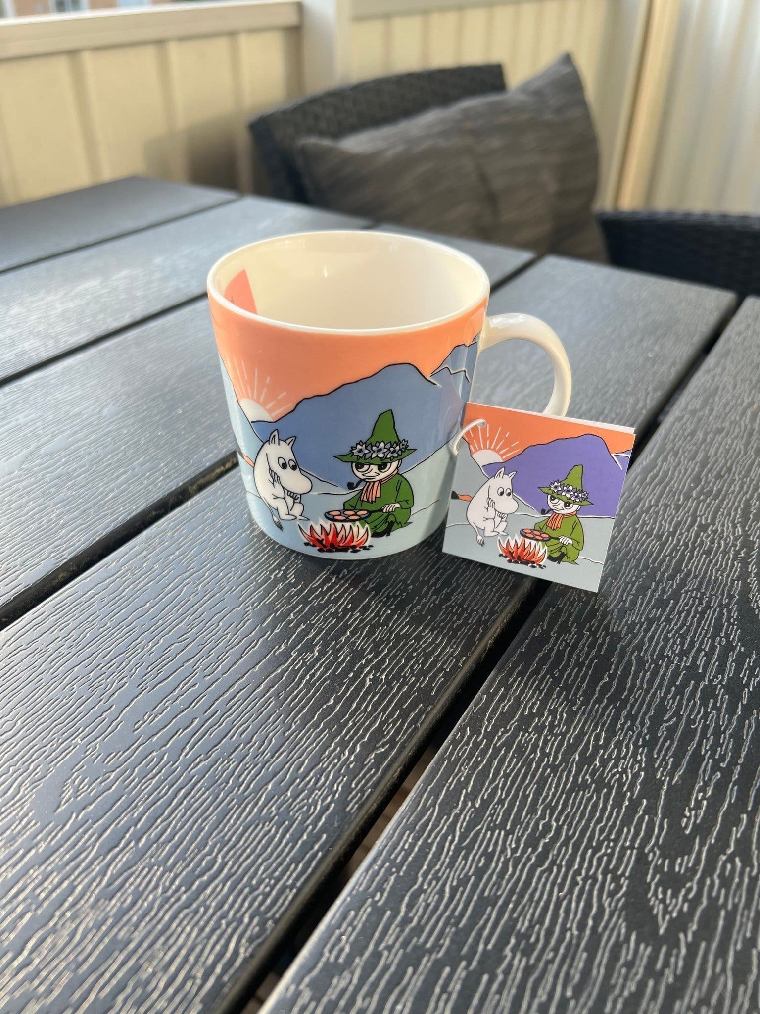 Se produkter som liknar Mumin mugg Mumin på fjället a.. på Tradera ...