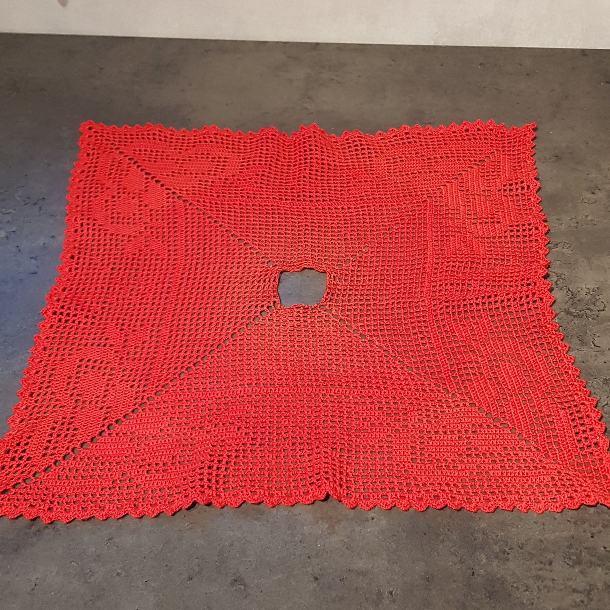 Röd virkad skärm till skomakarlampan med hål i .. | Köp på Tradera ...