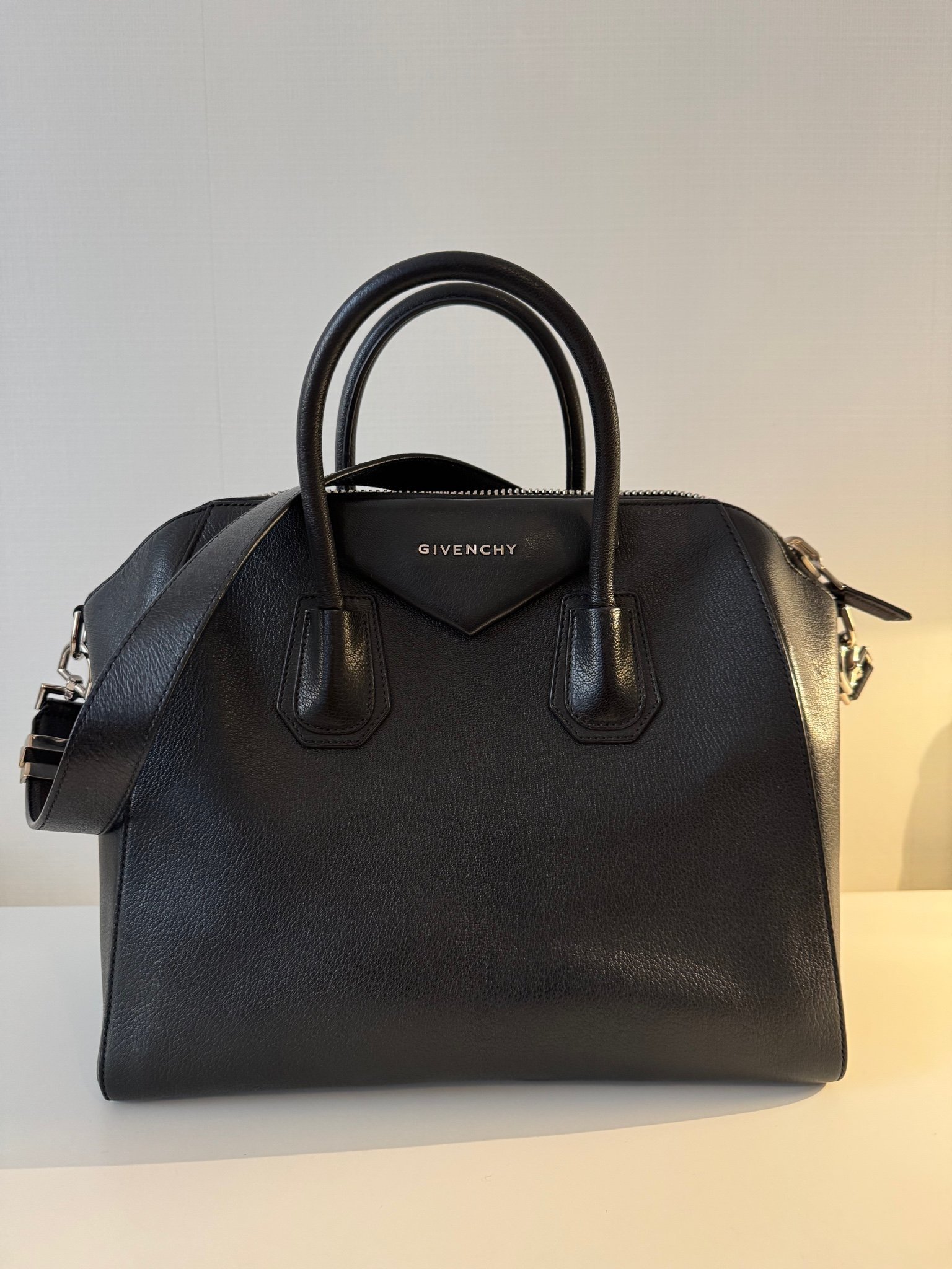 Givenchy Medium Antigona bag in black grained l.. | Köp på Tradera ...