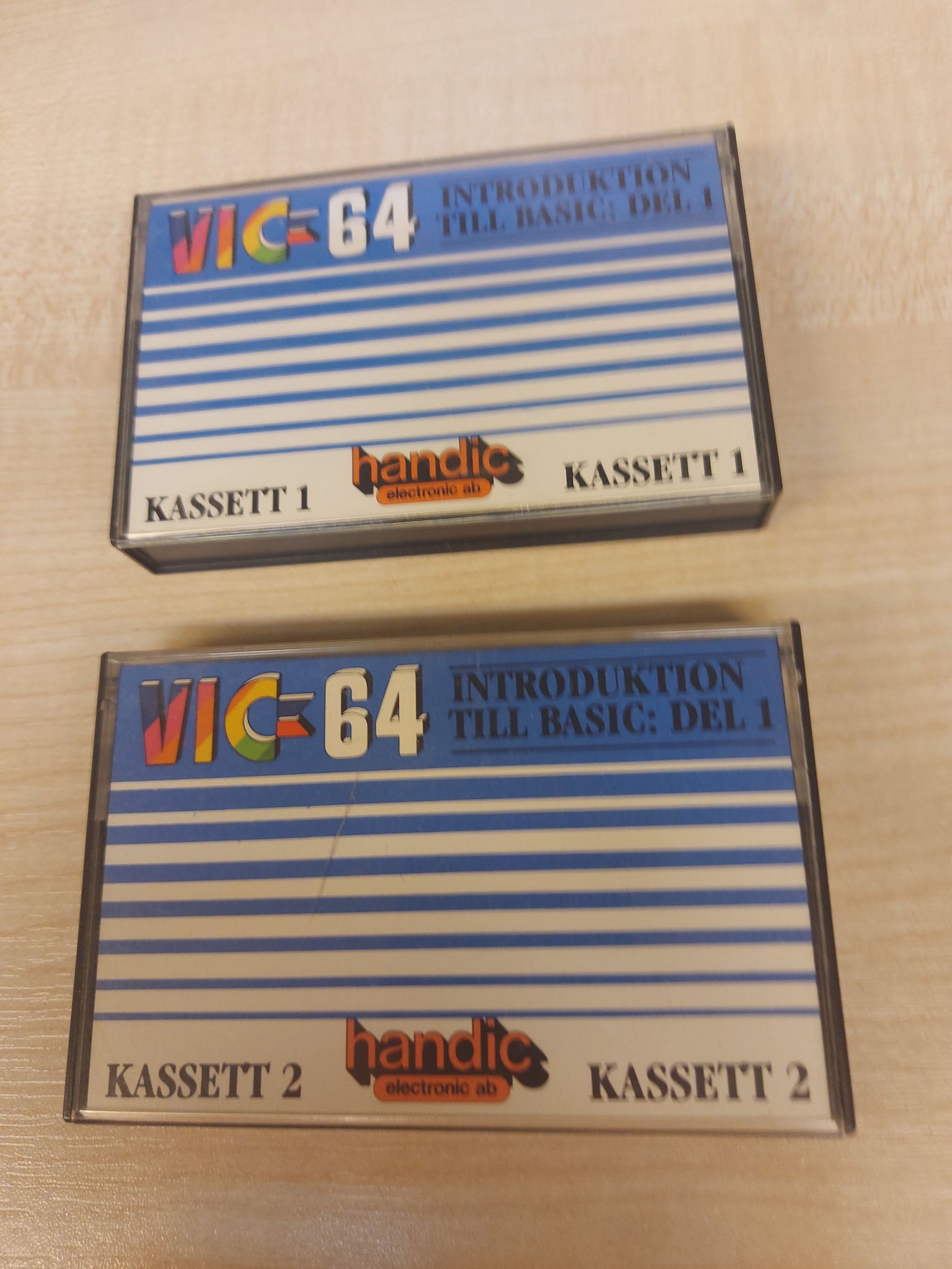 Se produkter som liknar VIC-64 Introduktion till BASI.. på Tradera ...
