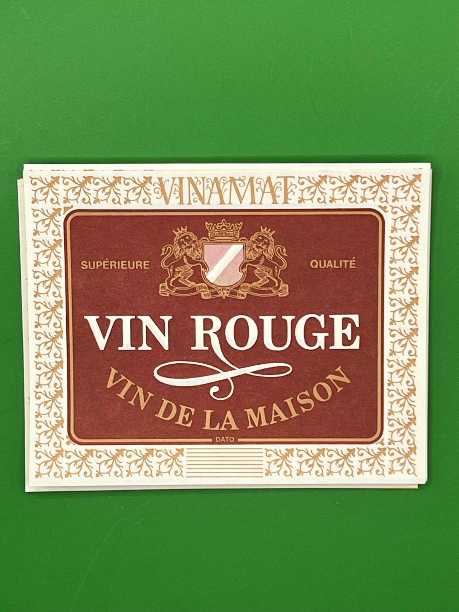 VINAMAT Vin Rouge Vin de la Maison Gummerade Et.. | Köp på Tradera ...