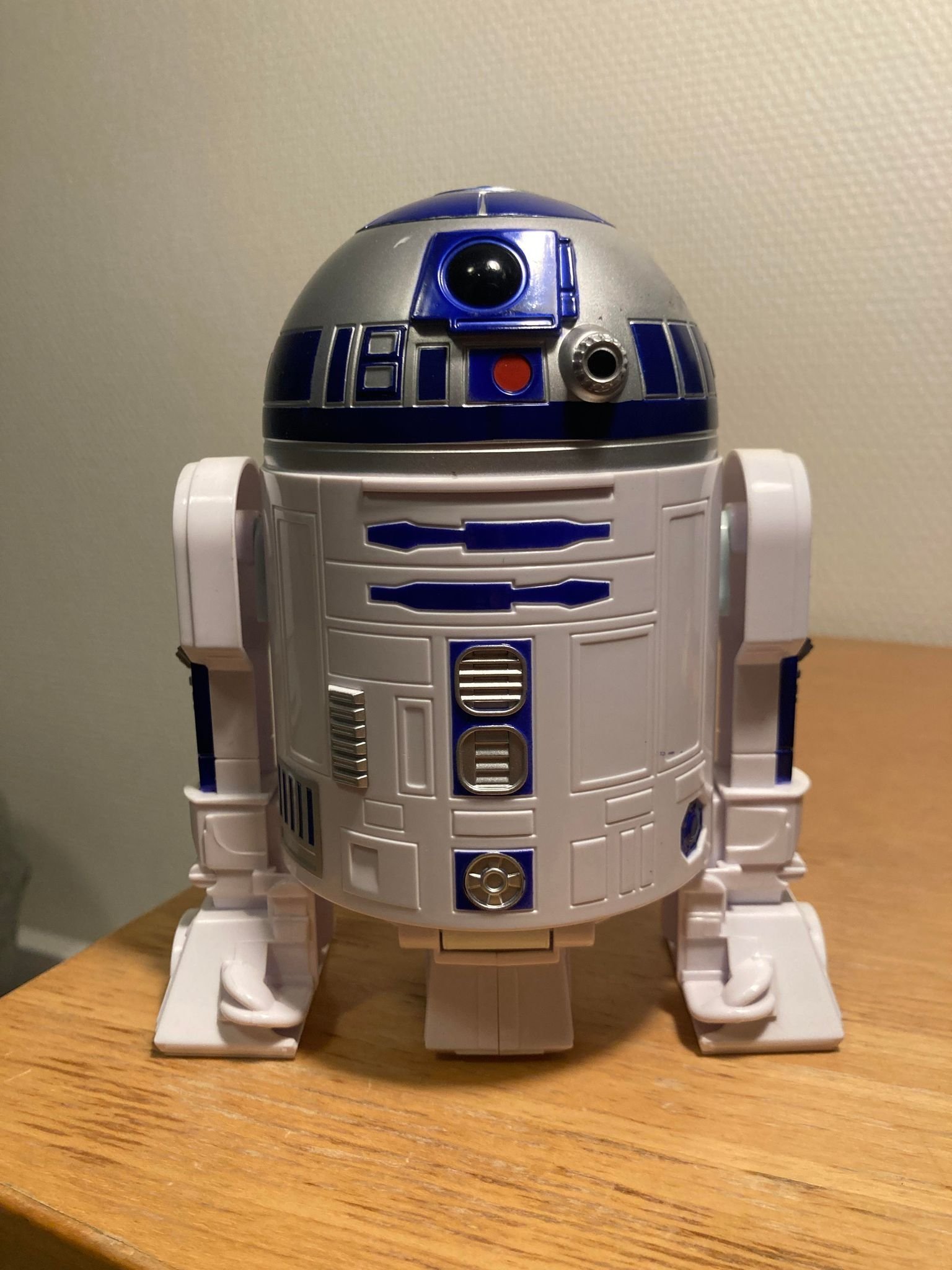 Se produkter som liknar Star Wars Micro Machines R2D2.. på Tradera ...