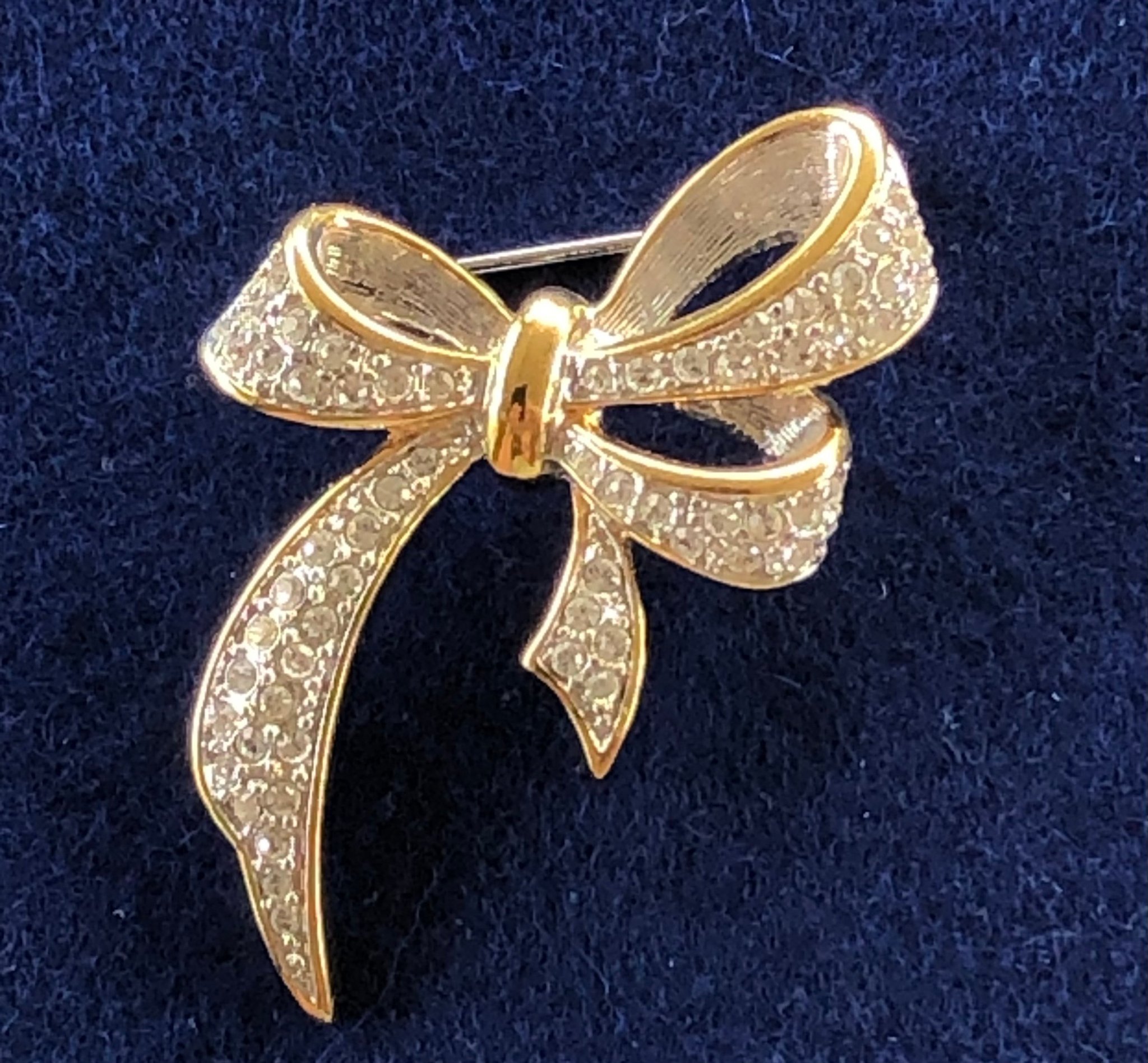 Guldfärgad brosch i form av en rosett, dekorera.. | Köp på Tradera ...