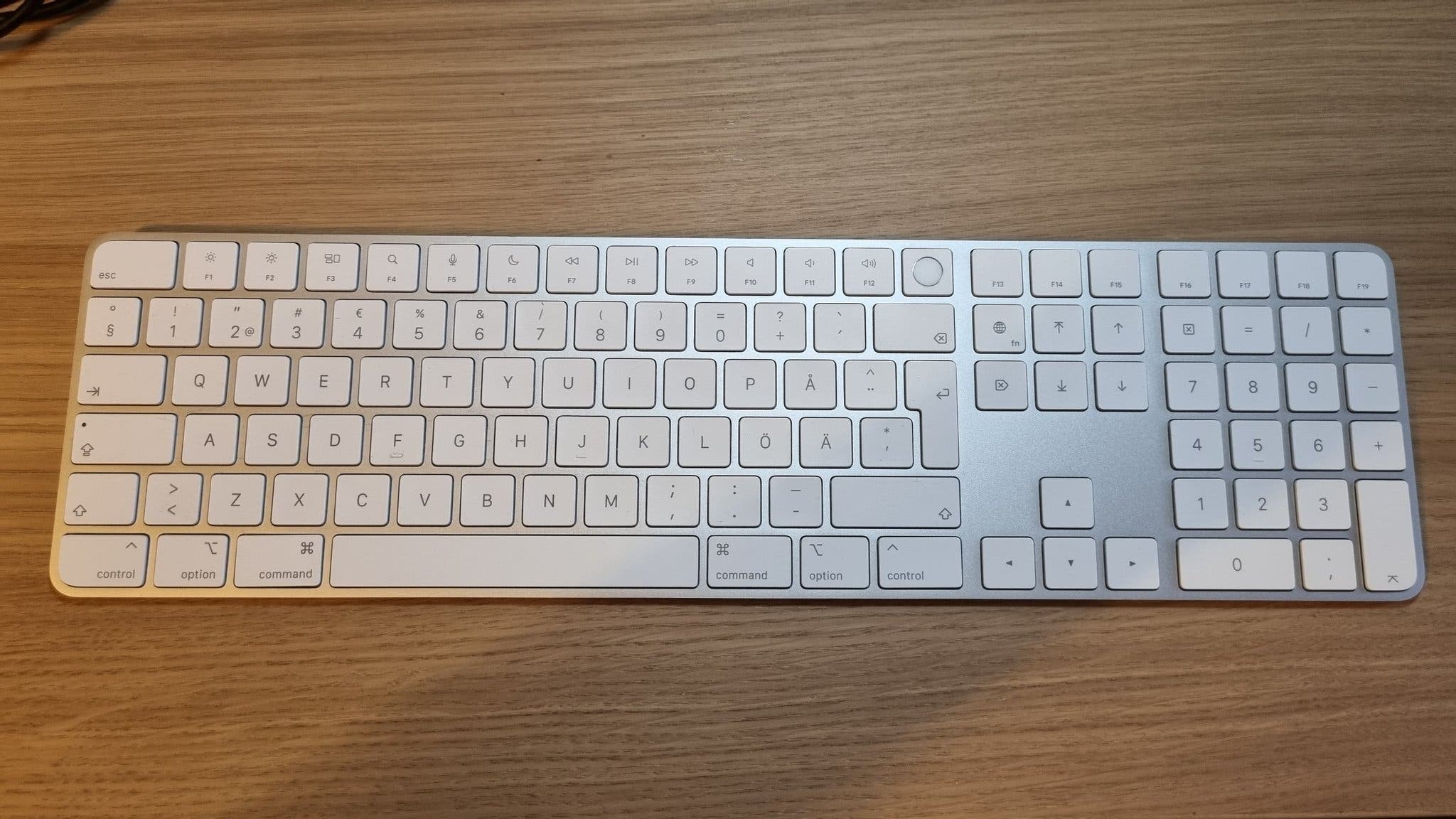 Trådlöst Apple-tangentbord med TouchID och numpad | Köp på Tradera ...