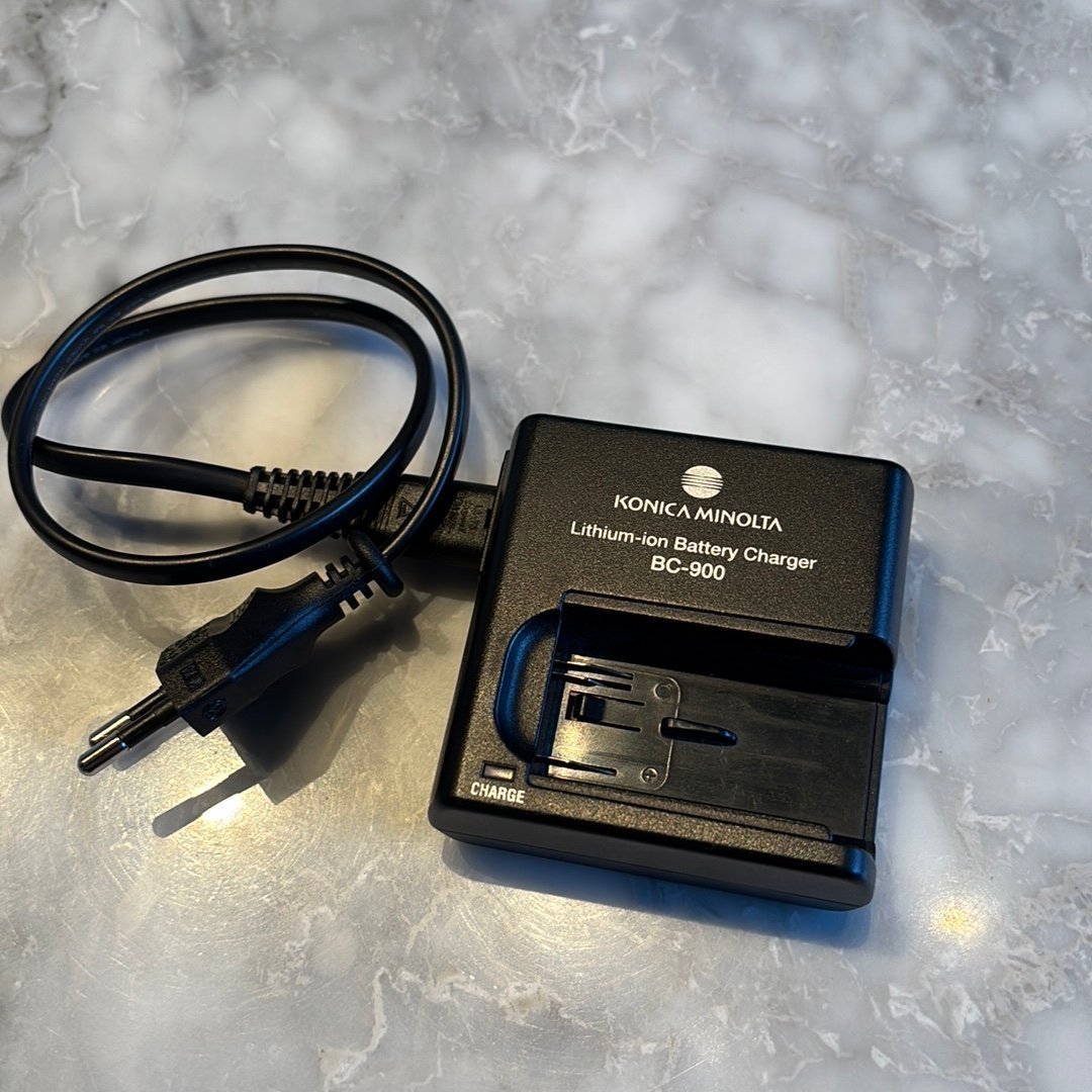 Konica Minolta BC-900 Batteriladdare | Köp på Tradera (707456500)