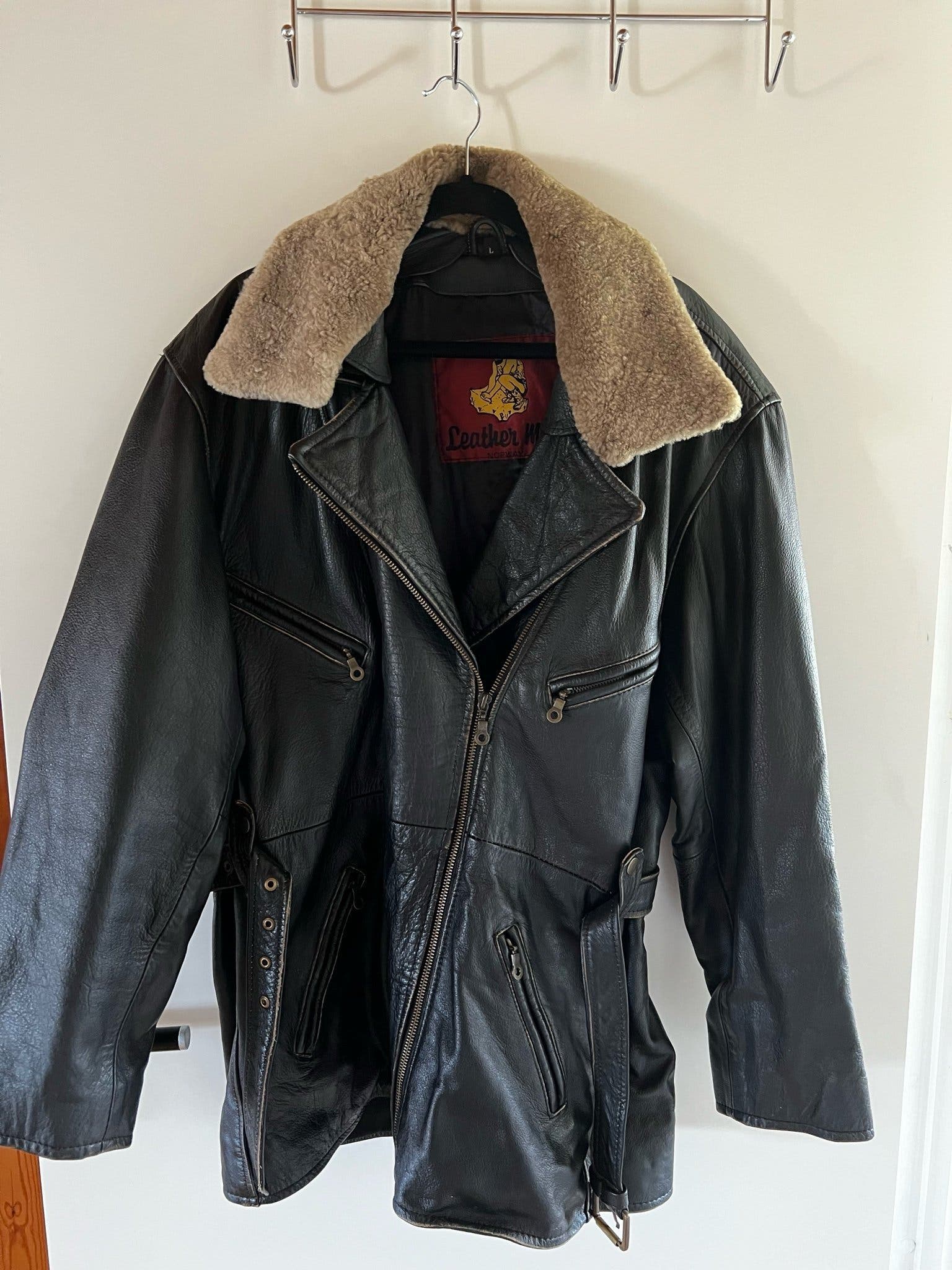 Se produkter som liknar Leather Man svart jacka på Tradera (645583553)