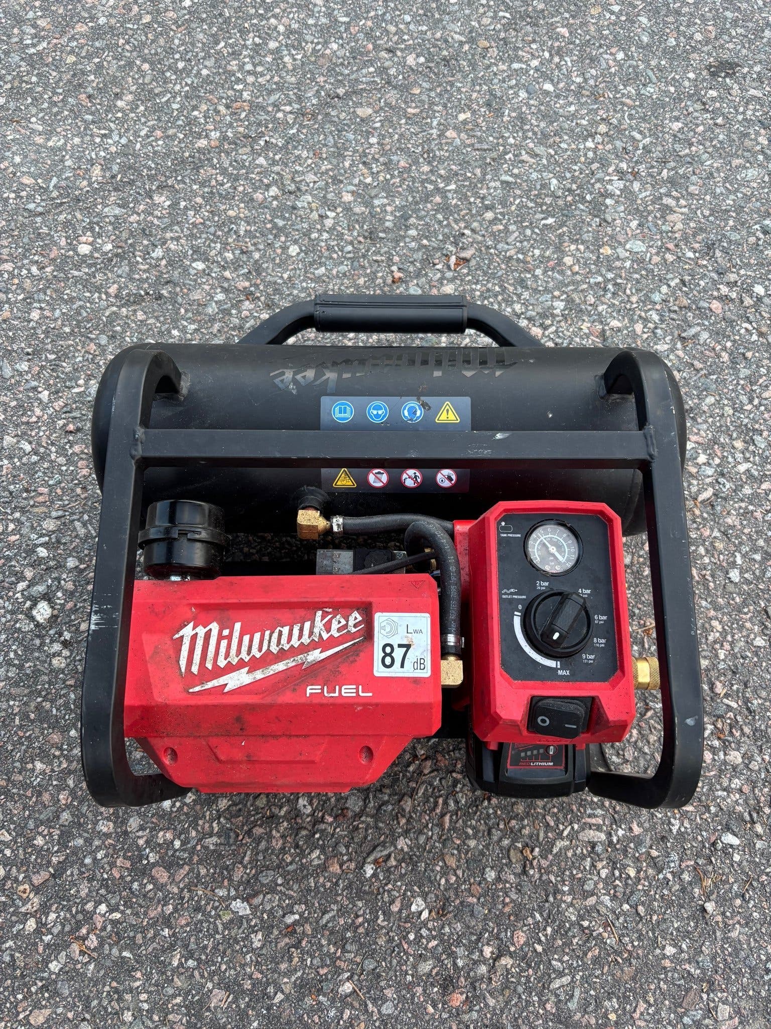 Milwaukee FUEL Kompressor utan batteri | Köp på Tradera (684269373)