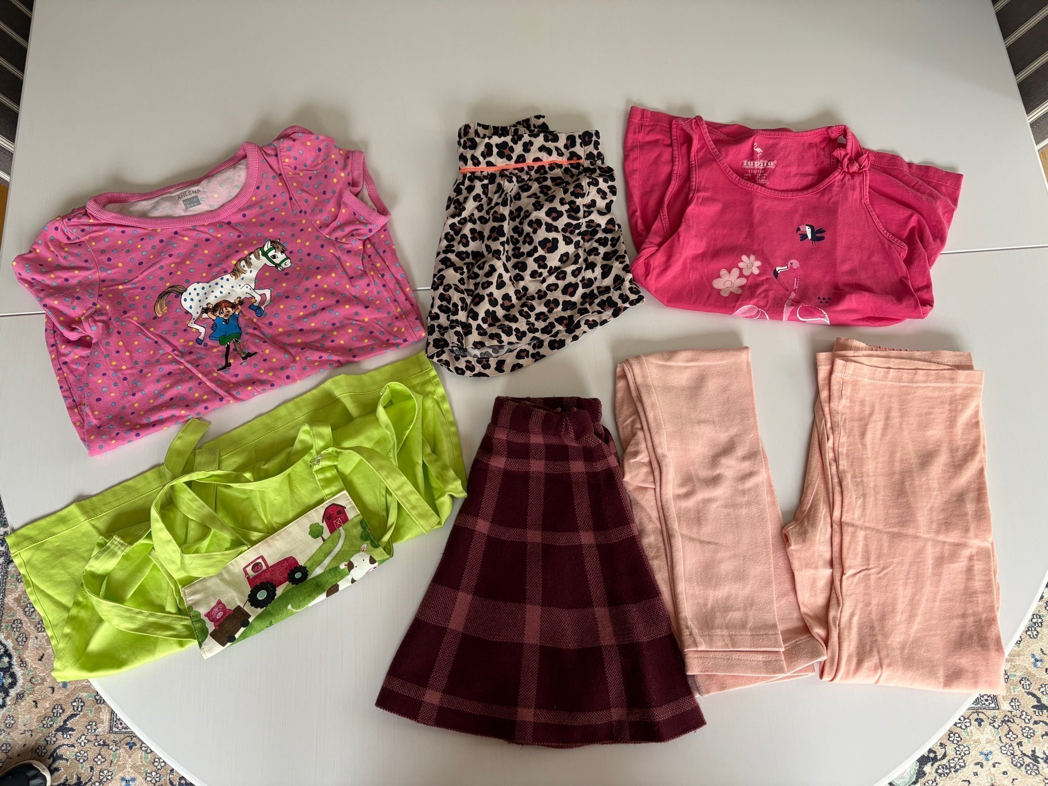 Fint och praktiskt klädpaket med åtta plagg til.. | Köp på Tradera ...