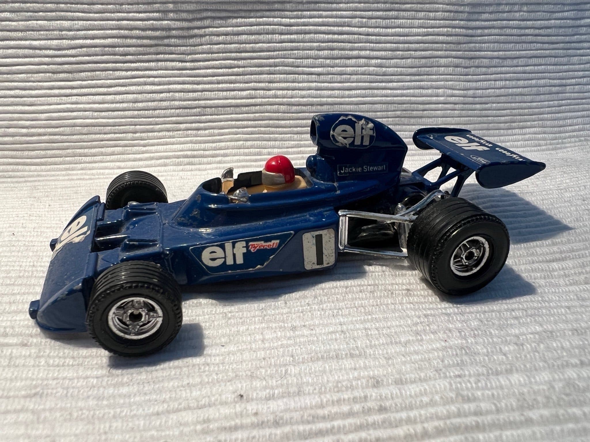 Se produkter som liknar Corgi Tyrell-Ford 006/2 Jacki.. på Tradera ...