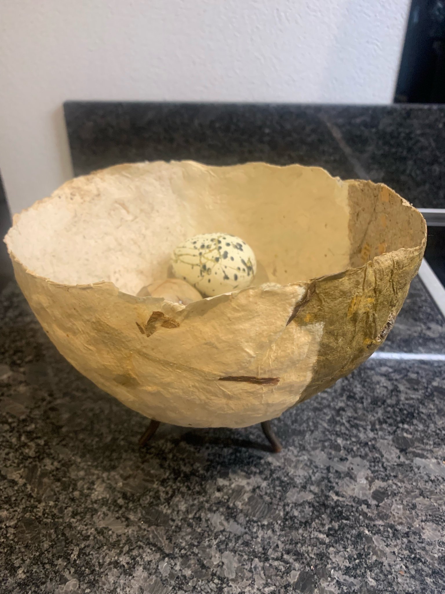 RETRO PAPER MACHE SKÅL FYLLD MED ÄGG PÅ JÄRNSTÄ.. | Köp på Tradera ...