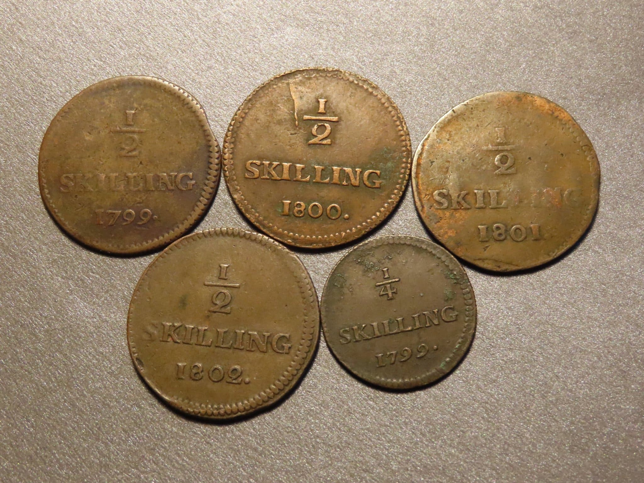 Se produkter som liknar 5x skilling mynt runt 1700/18.. på Tradera ...