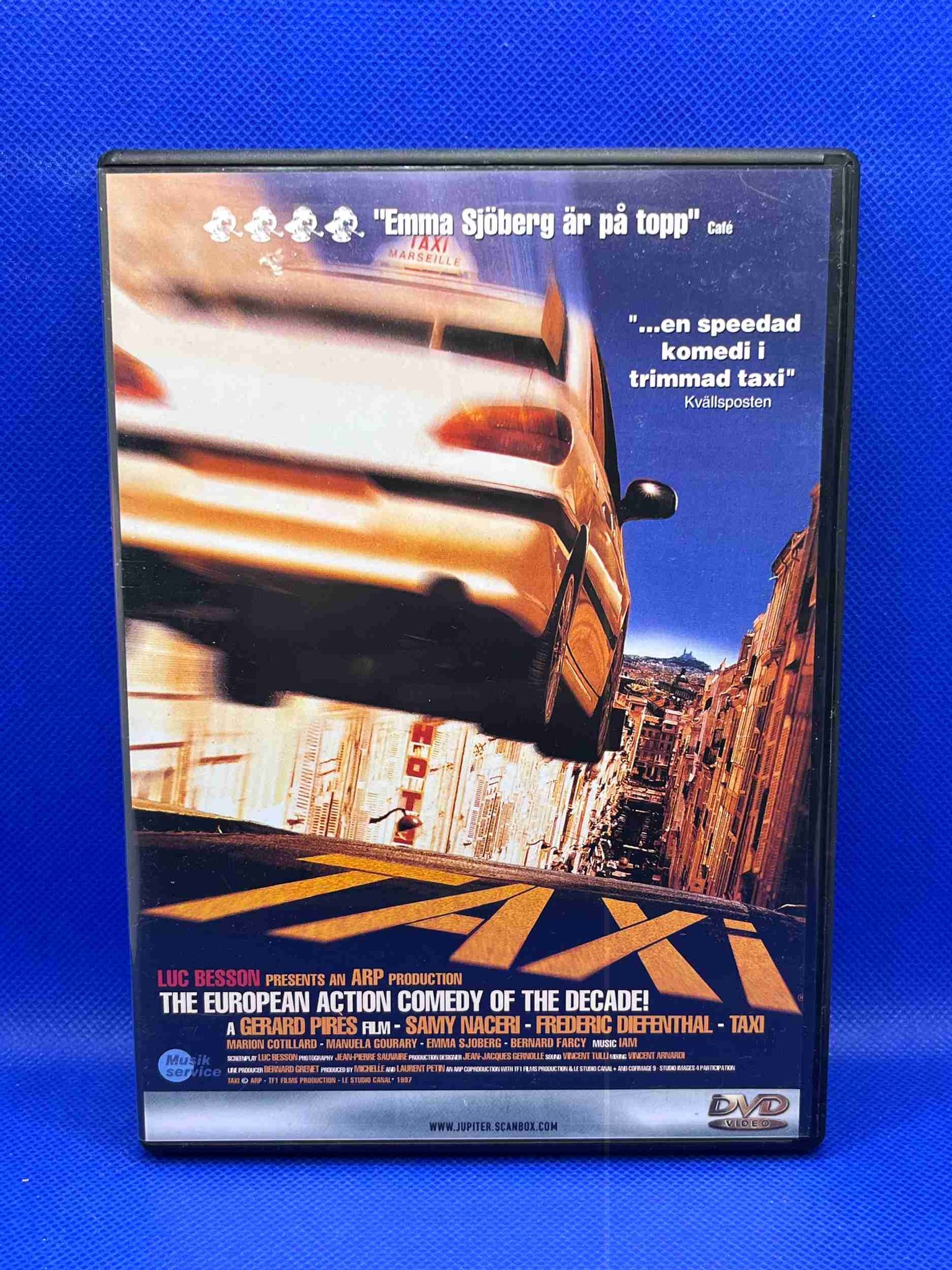 TAXI *Luc Besson* *Emma Sjöberg* *KLASSIKER* | Köp på Tradera (711395174)